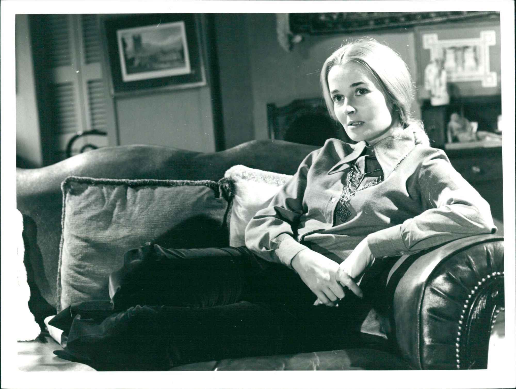 Claire Nielson as Nancy Lincoln in the TV series The Brothers - Vintag