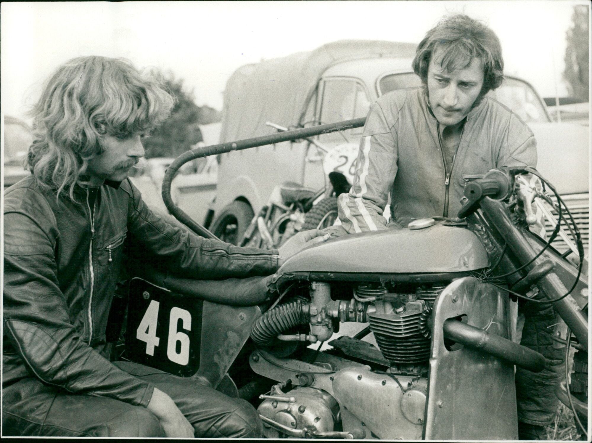 Roger Measor and Mike Wellman work on their machine. - Vintage Photogr
