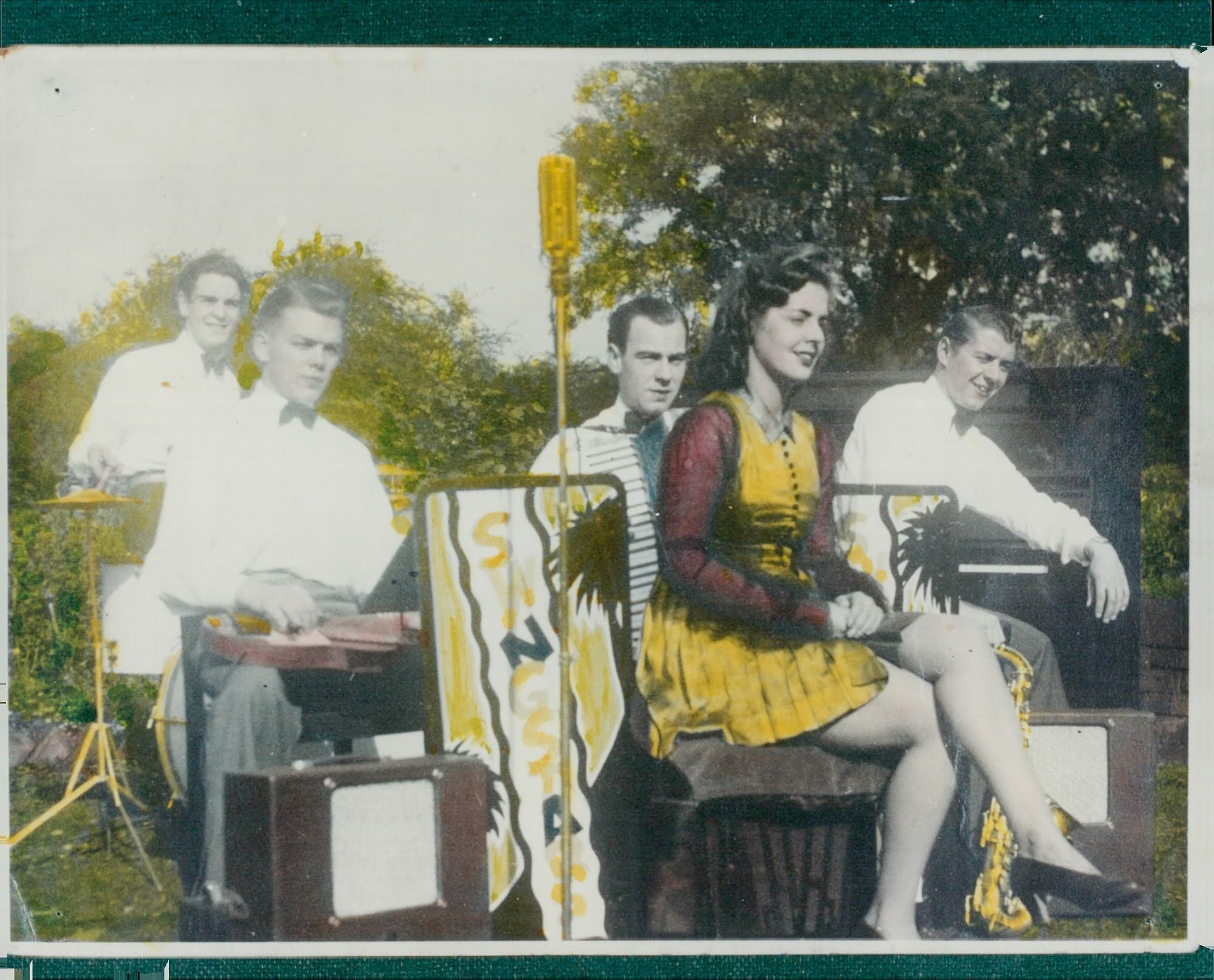 TENAGER MADAM TENE HER BODICE AUDIENCE AFTER BAND JOHN LEADER QUEEN BR