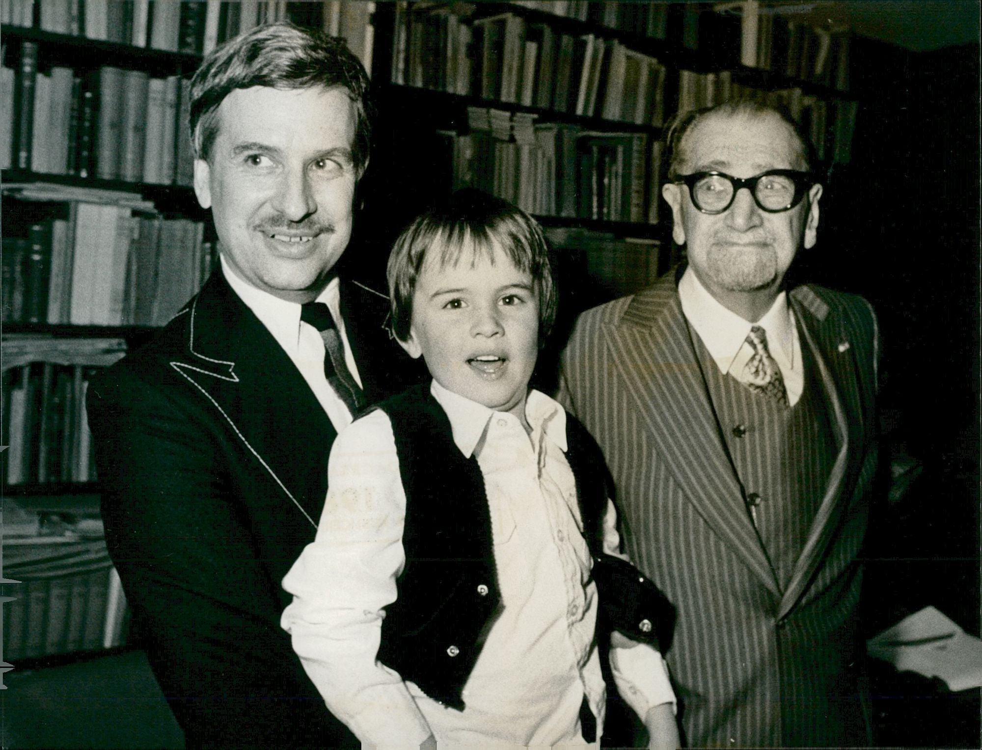 Sten Broman in his home together with son Eric and grandson Jens - Vin