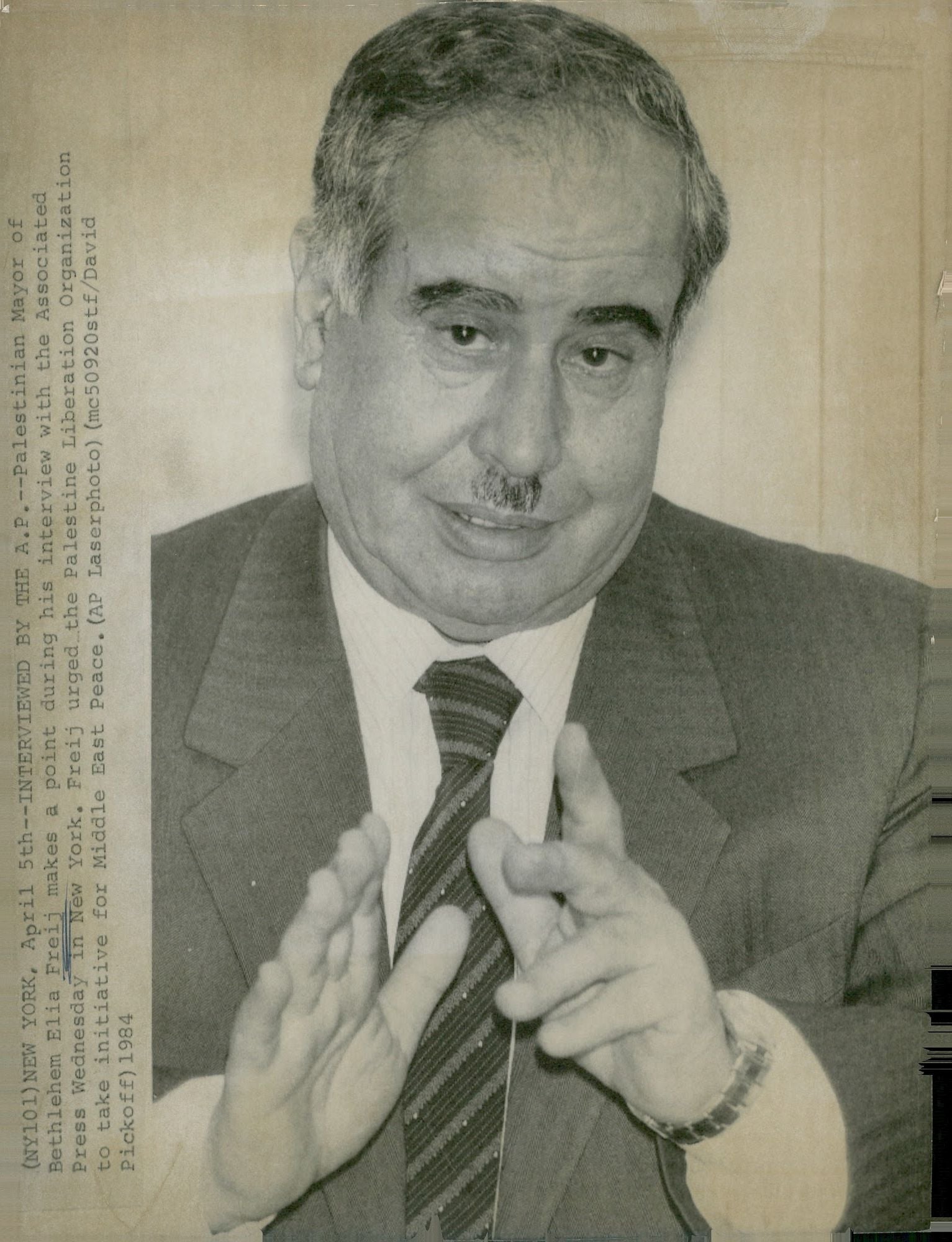 Elias Freij under en intervju med Associated Press - Vintage Photograp