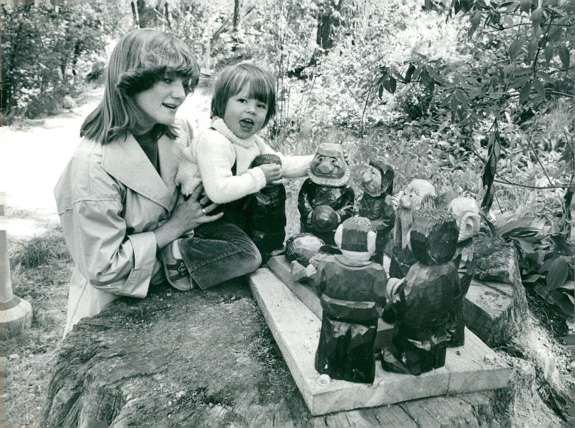 Barn på Skansen bekänner sig med Snow White på Skansens sagobod - Vint