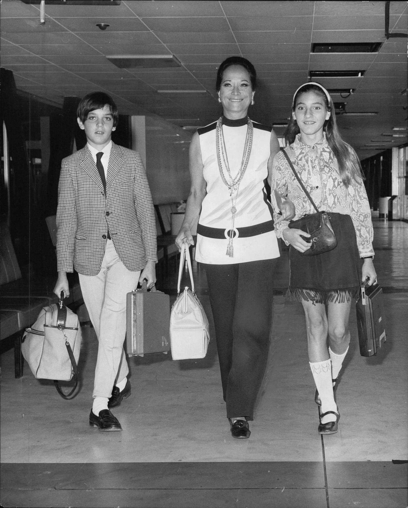 Merle Oberon and her children. - Vintage Photograph