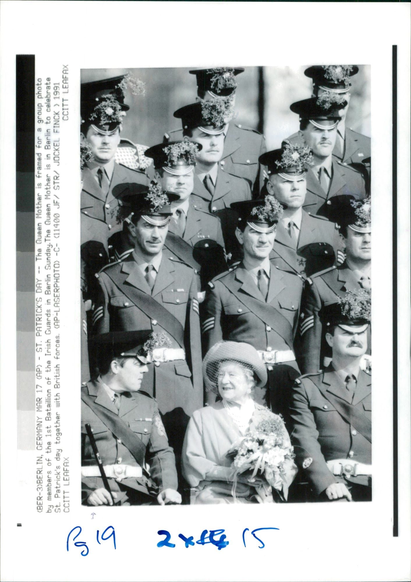 Elizabeth Bowes-Lyon with the members of the first battalion. - Vintag