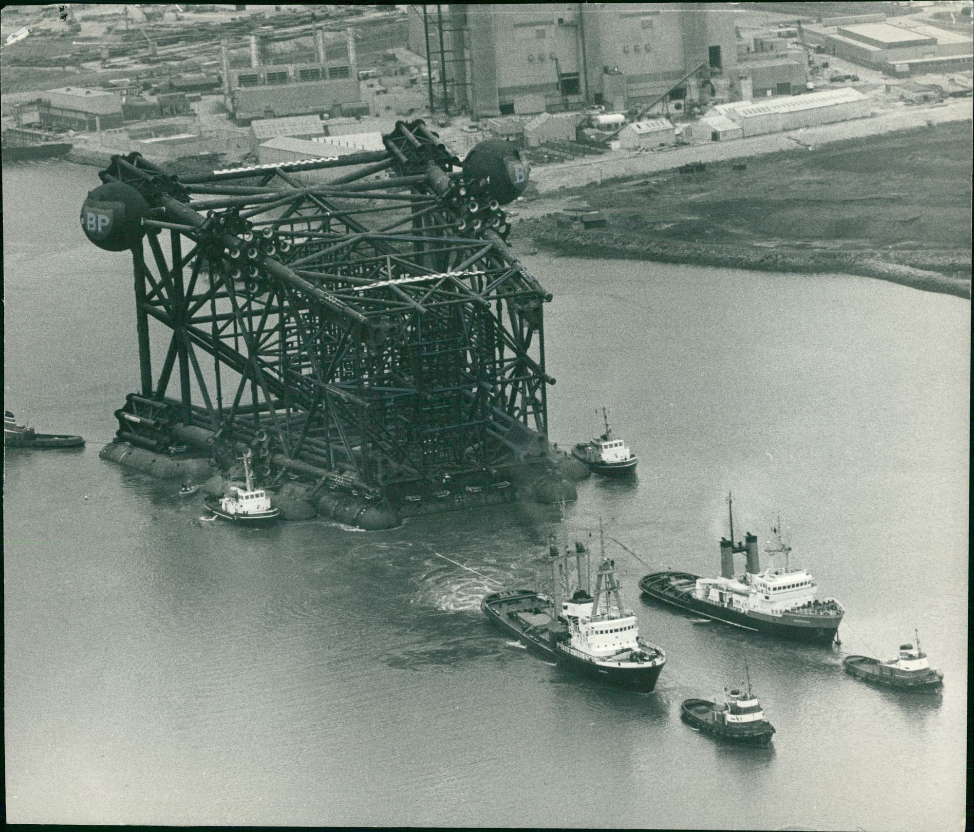 oil ries general:the worlds biggest oil rig platform. - Vintage Photog