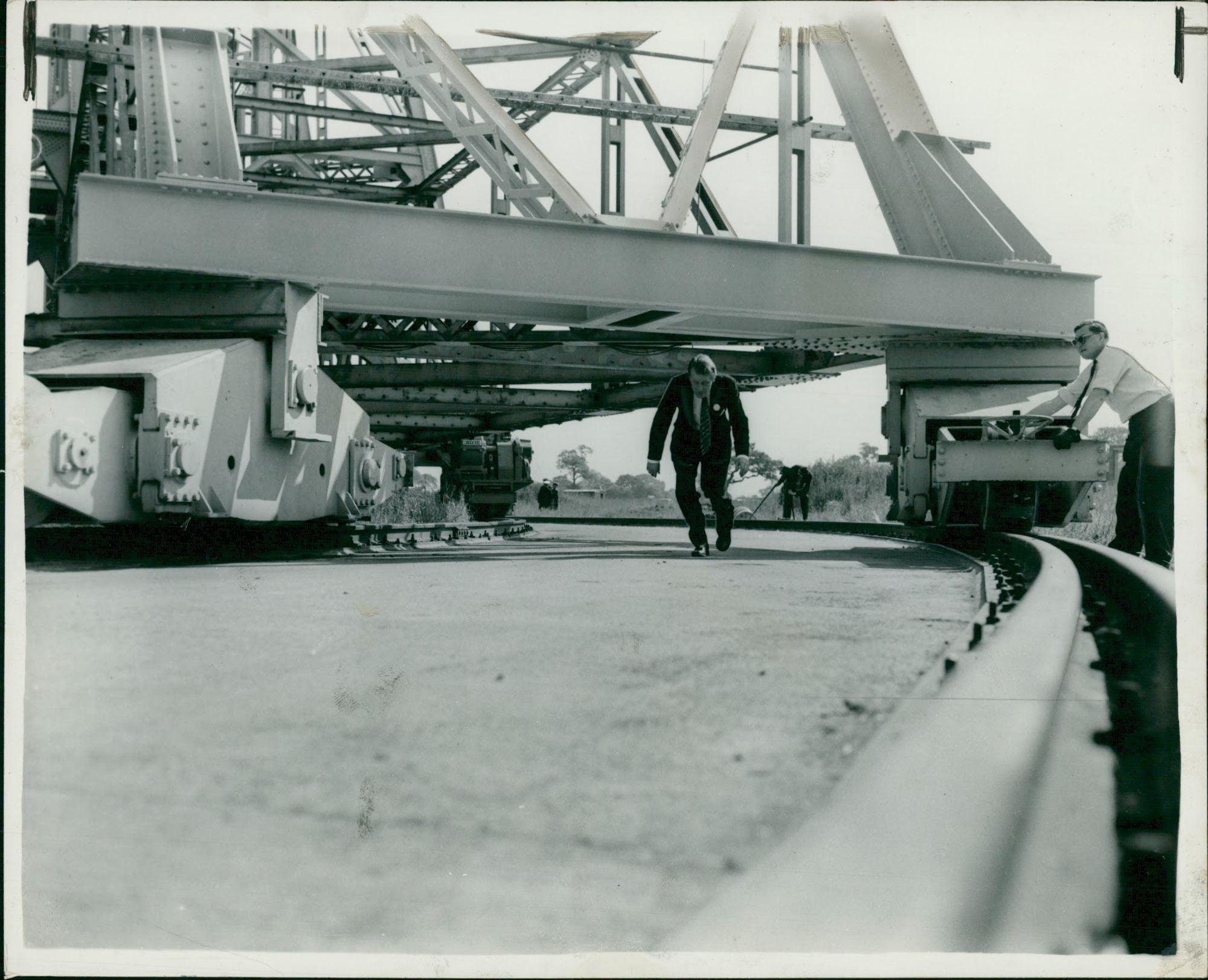 Jodrell Bank:Showing The Bogies Size - Vintage Photograph