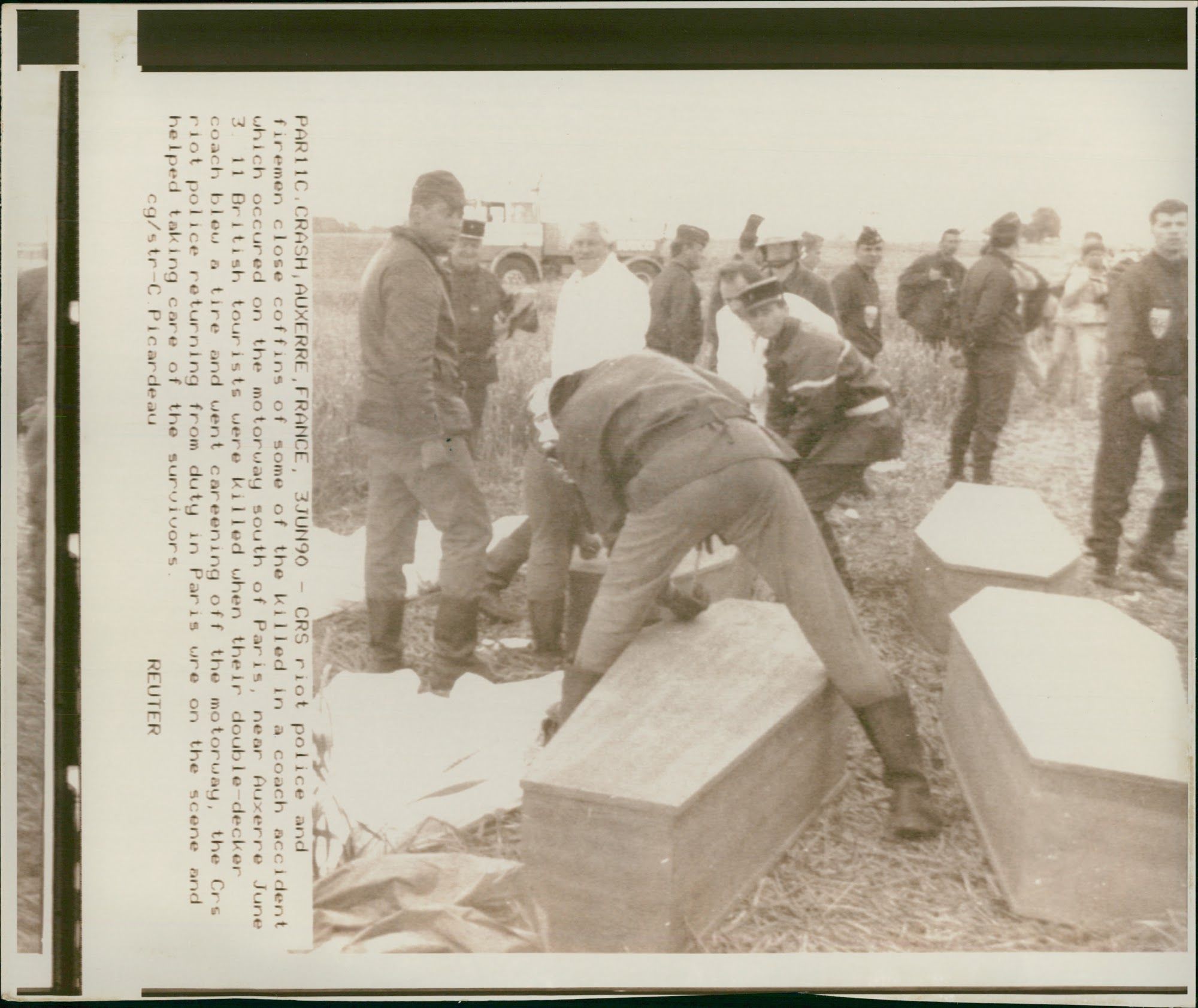 The Beaune coach crash:police and firemens close coffins of some kille
