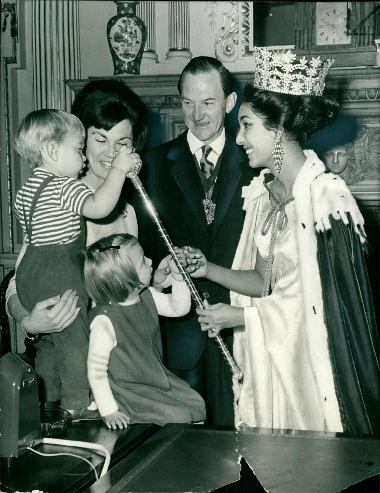 Faria Reita with Robert and Lady Mayoress. - Vintage Photograph