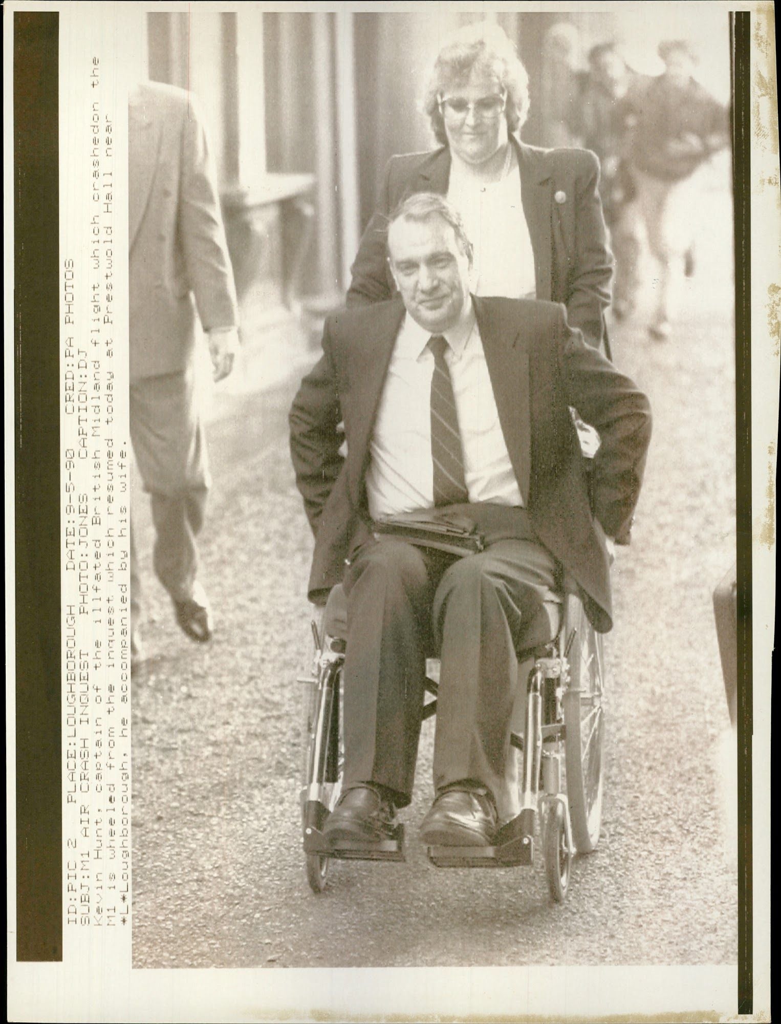 MAY CAPTAIN KEVIN HUNT WITH HIS WIFE ARRIVING OLI BRITISH - Vintage Ph