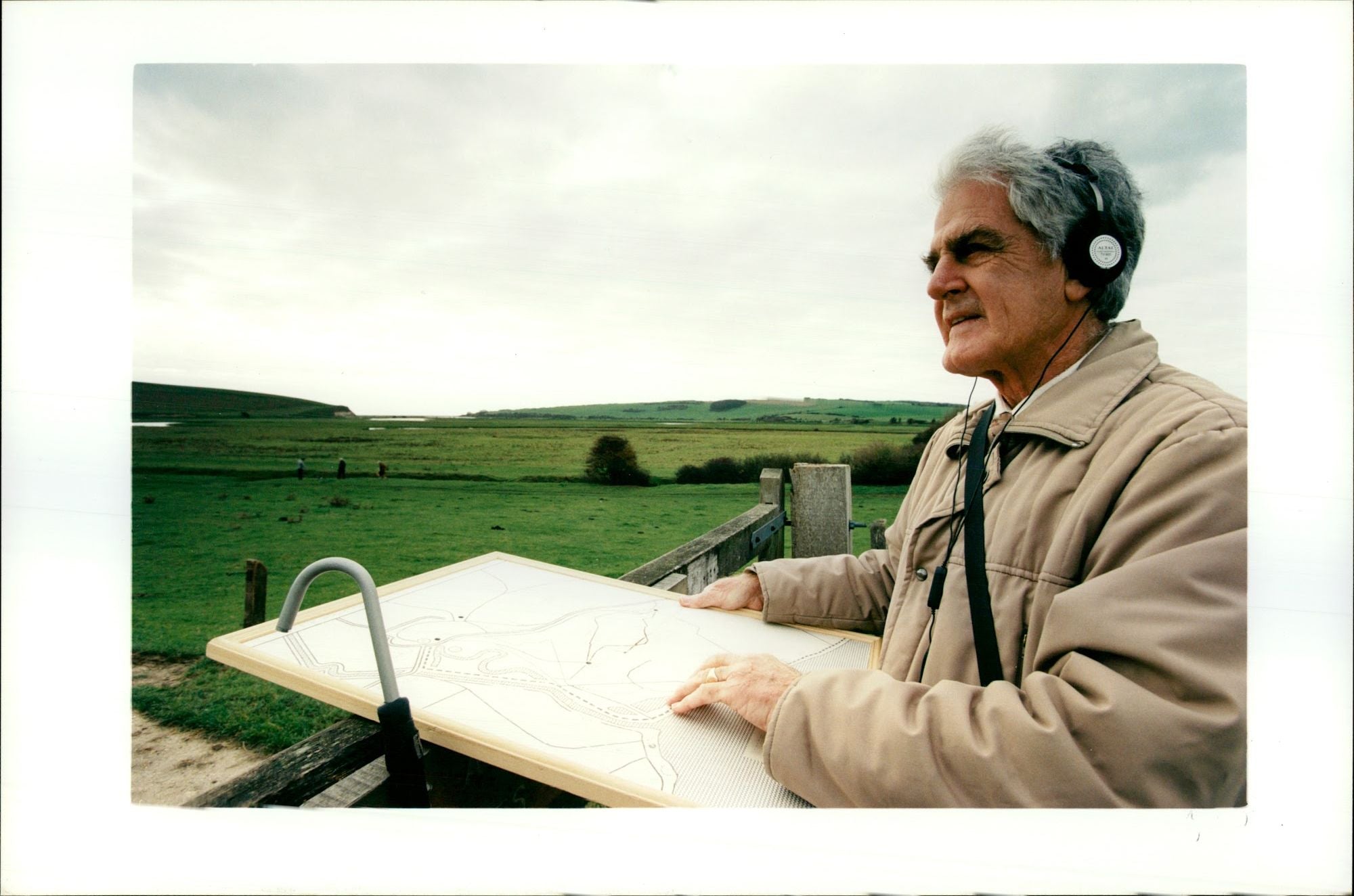 1995 ALAL JOHN BLAYNEY USING THE BRAIL MAP AND LISTENING CAS COUNTRY