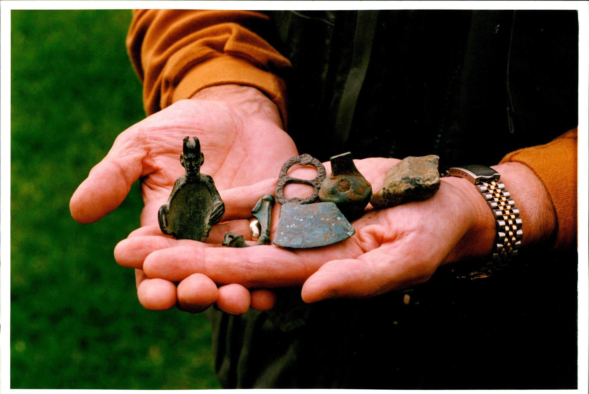 CLIVE SINCALIR PICTURED SHOWING SOME HIS FINDS ROY LETKEY SINCLAIR - V