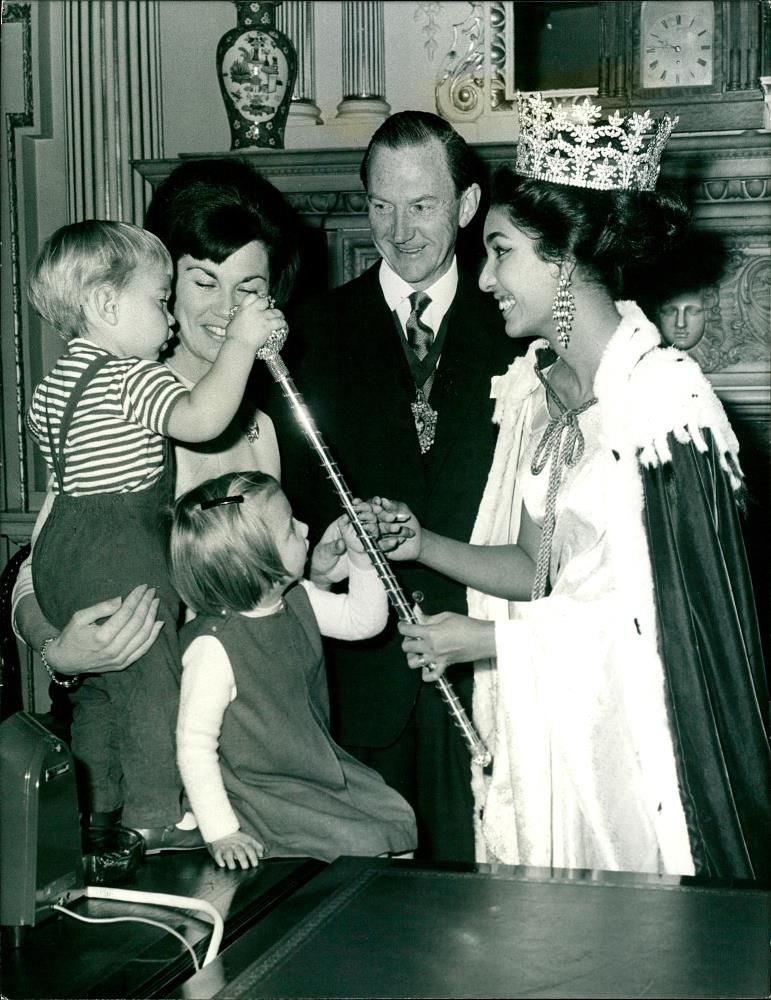 Sir Robert Ian Bellinger, Lady Bellinger, Their Children and Miss Worl
