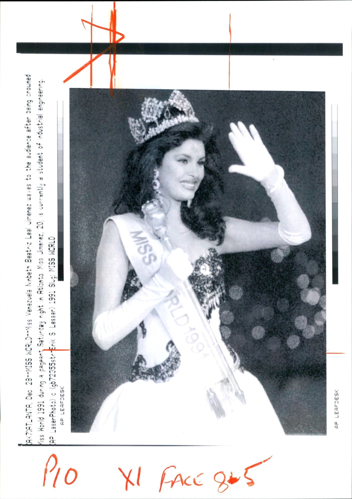 Ninibeth Leal waves to the crowd after being crowned Miss World 1991