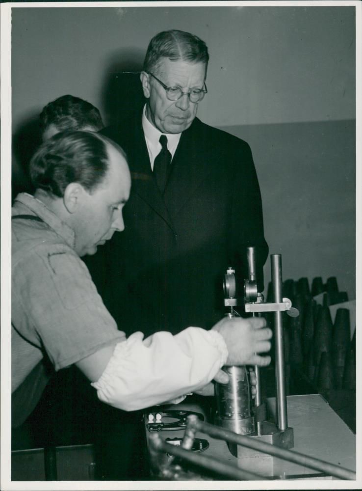 Lathe Harry Eriksson shows King Gustaf VI Adolf how to measure one pie