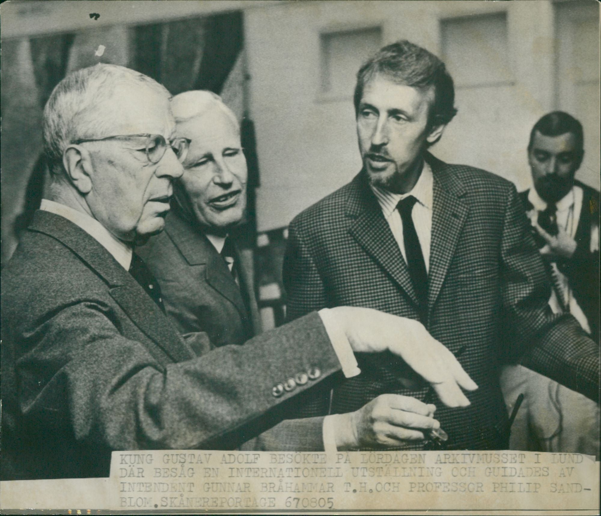 Gustaf VI Adolf visits the Archives of Decorative Art in Lund. The Kin