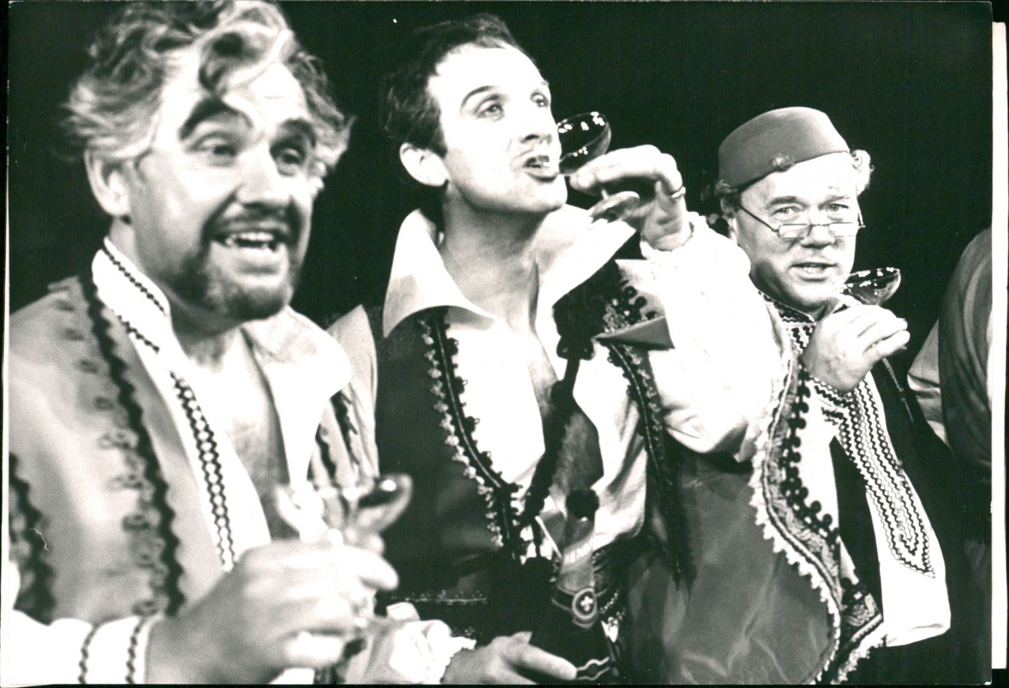 Per Grunden, Jarl Kulle and Olof Thunberg, Happy widow premiere at Osc