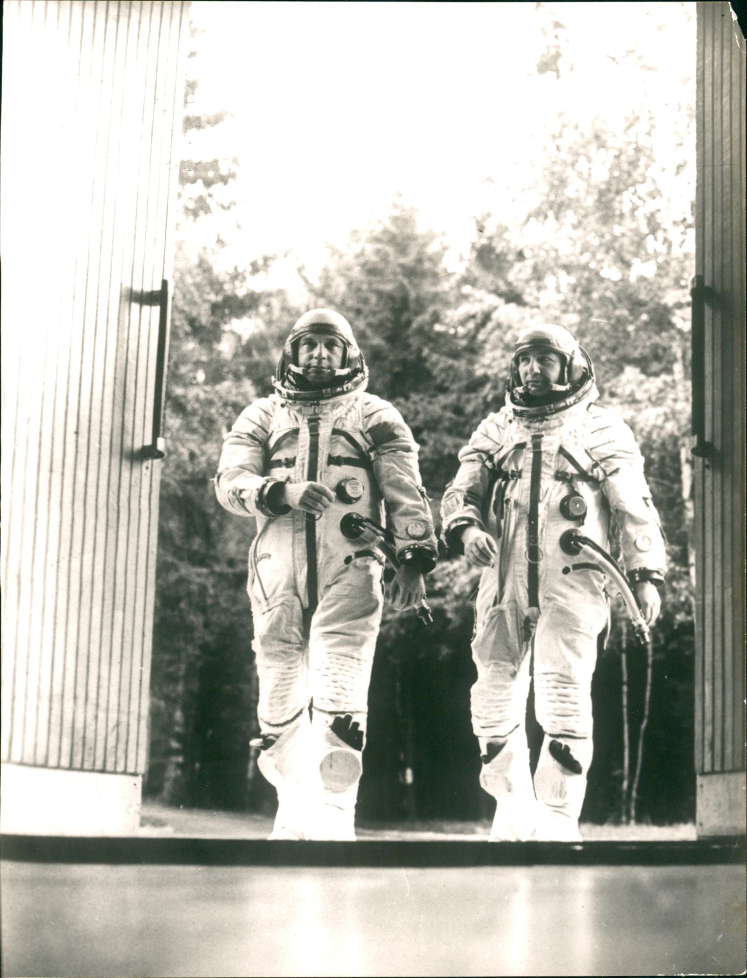 Soviet Cosmonauts to Launched in Space Vessel "Soyouz 24" - Vintage Ph