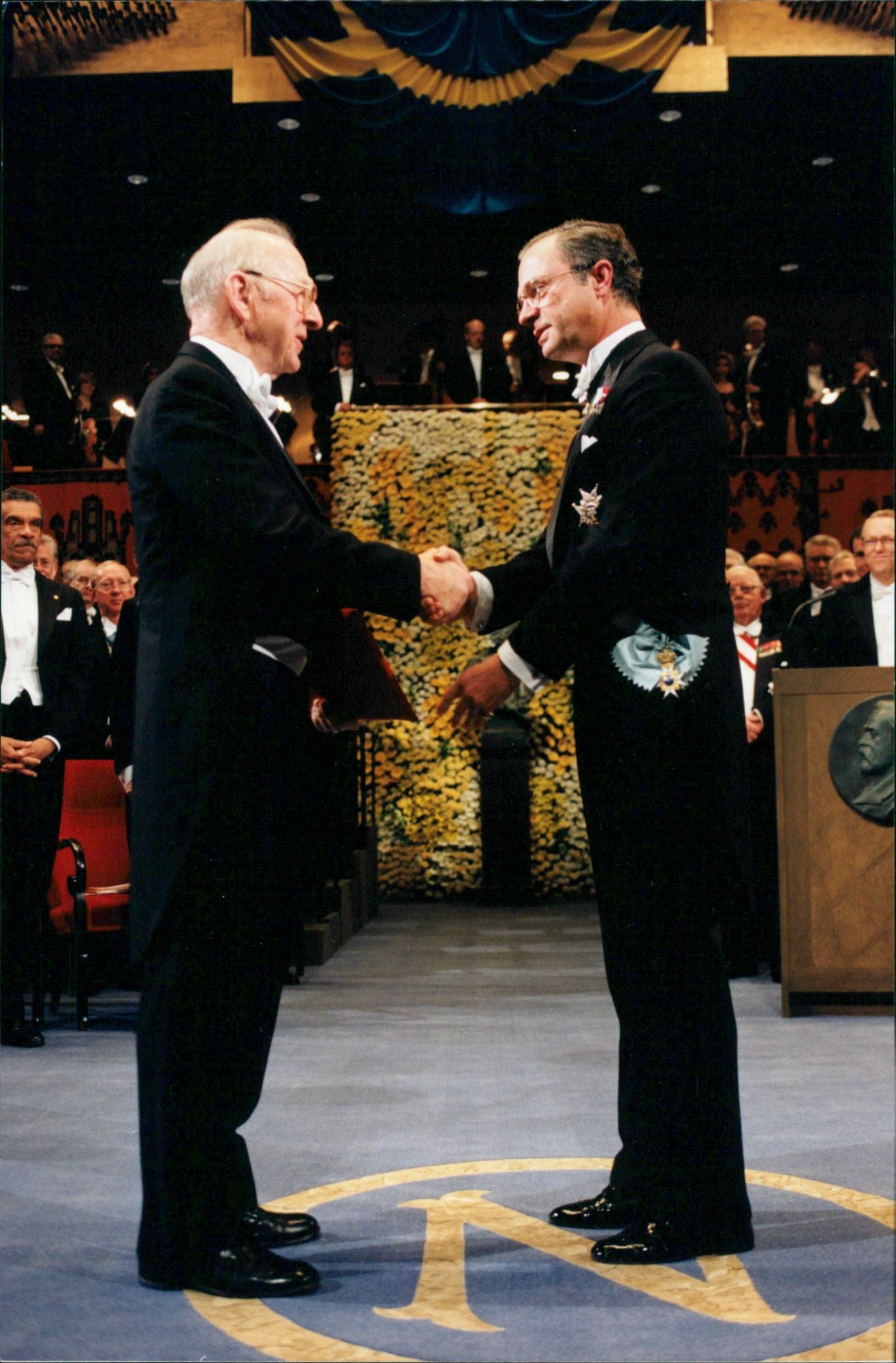 Edwin G. Krebs receives the 1992's Nobel Prize in physics from Carl XV