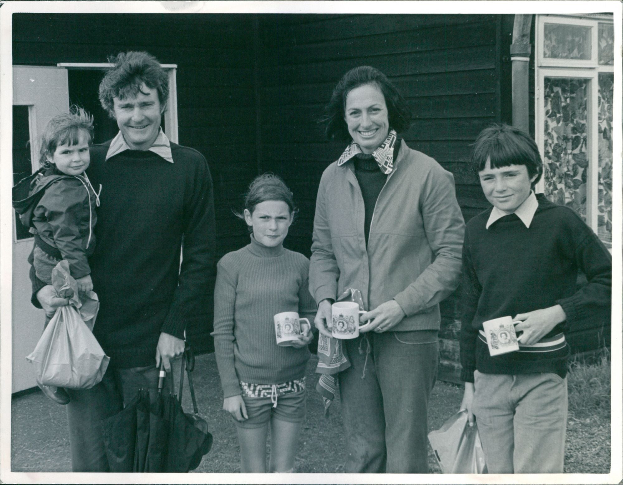 Lord Leicester and wife Valeria Phyllis Potter with their children - V