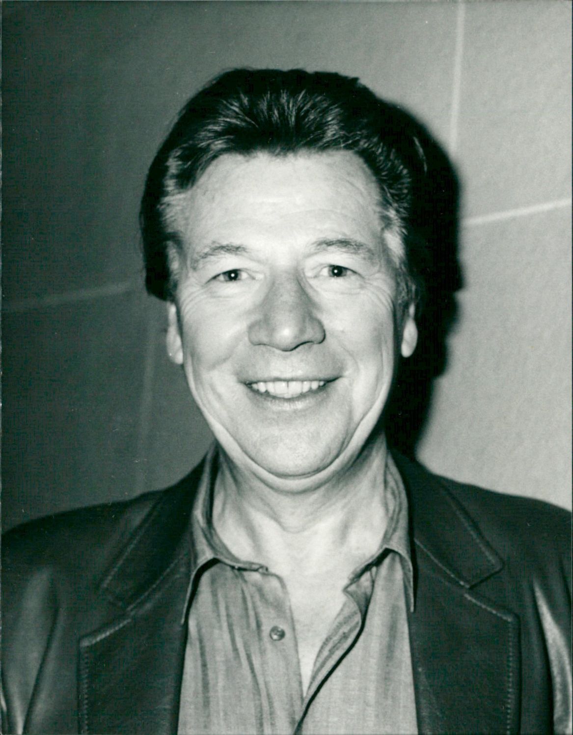 UNIVERSAL PRESS SINGER PICTORIAL - Vintage Photograph