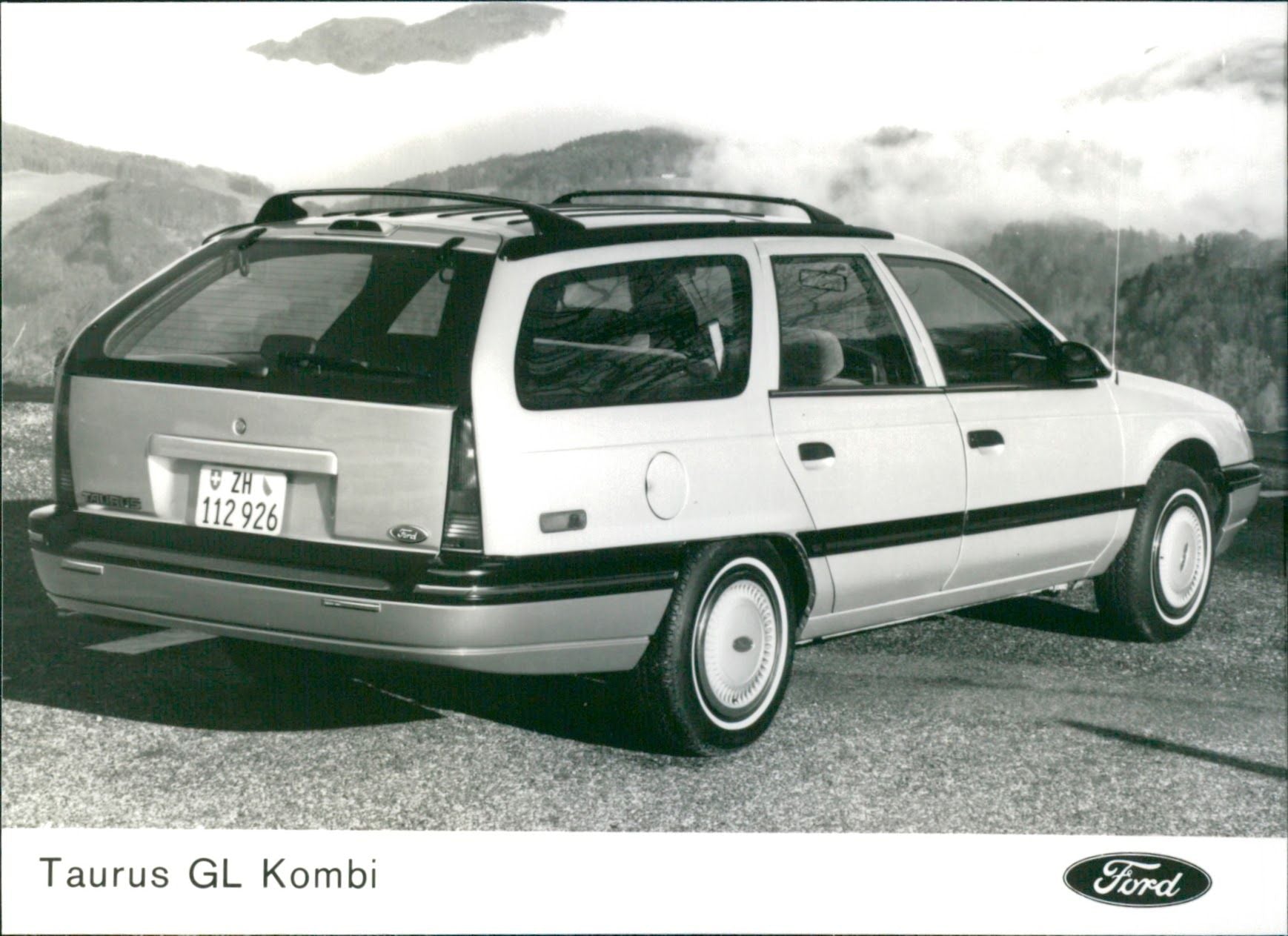 Ford Taurus GL Kombi. - Vintage Photograph