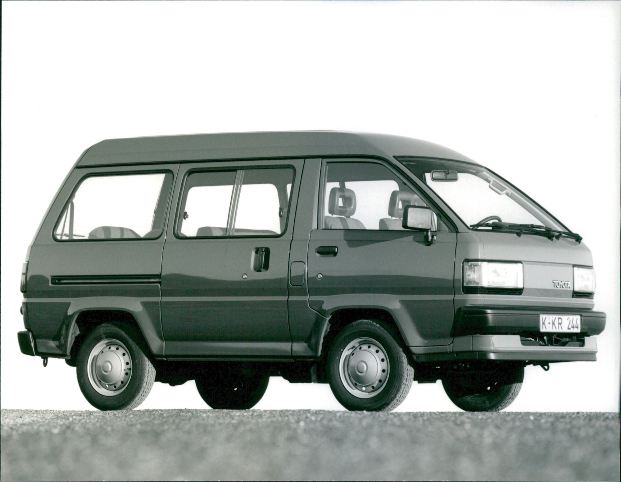 Toyota LITE-ACE Combi DeLuxe 1986 - Vintage Photograph