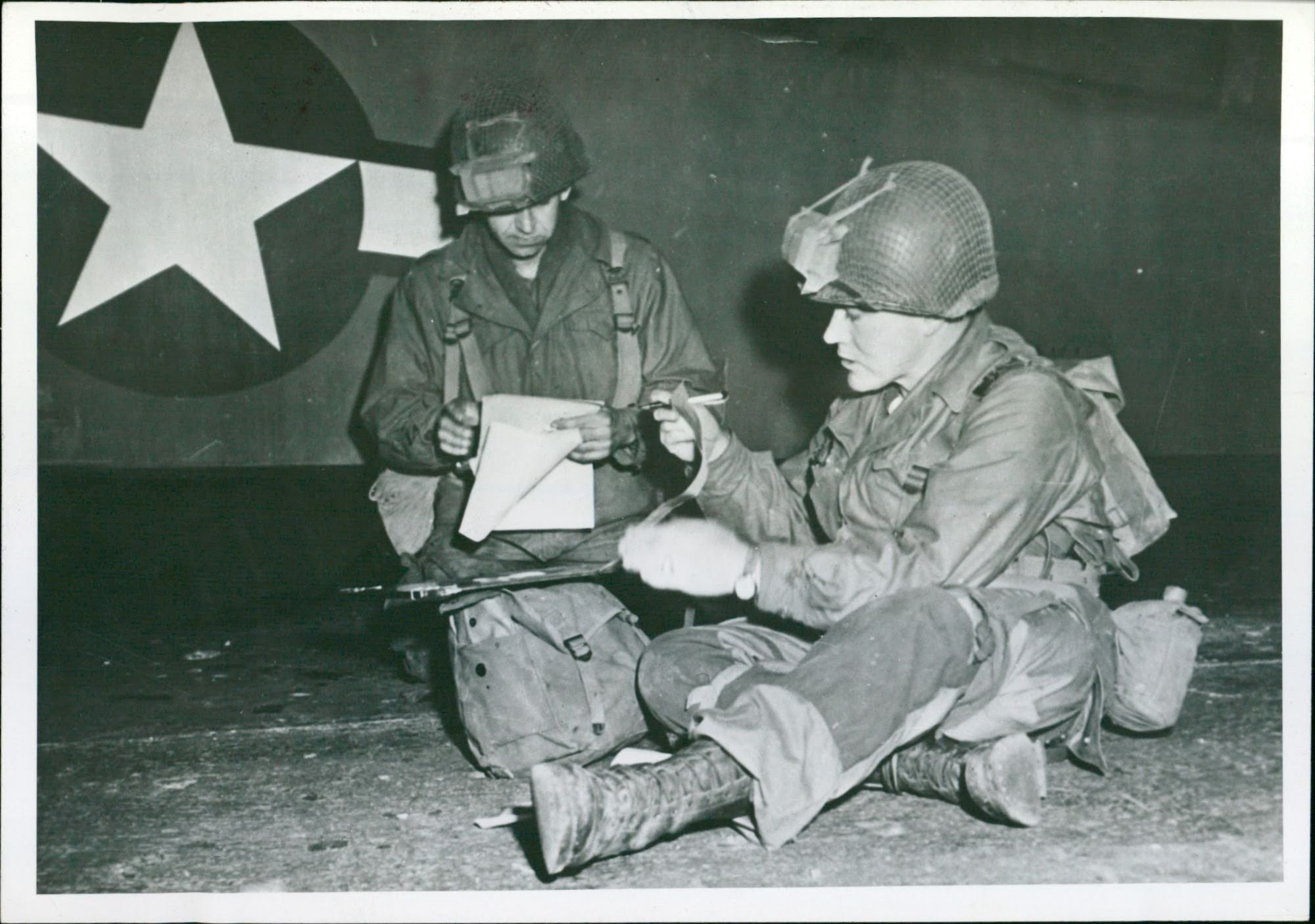 NORMA AMERICAN SOLDIERS ALLIED AIRBORNE ARMY CHECK THEIR KING - Vintag