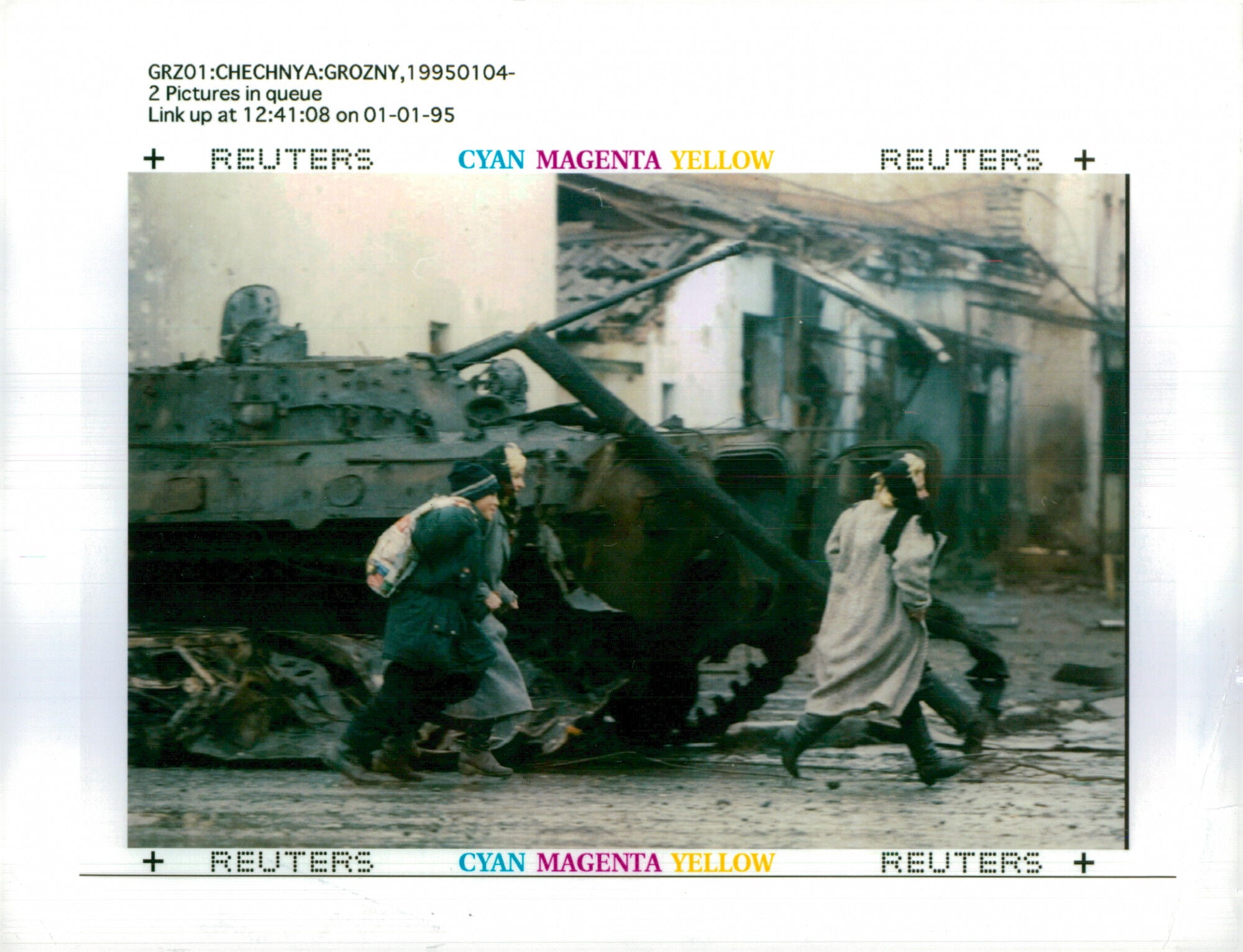 Chechen civilians flee from central Grozny during fighting on January