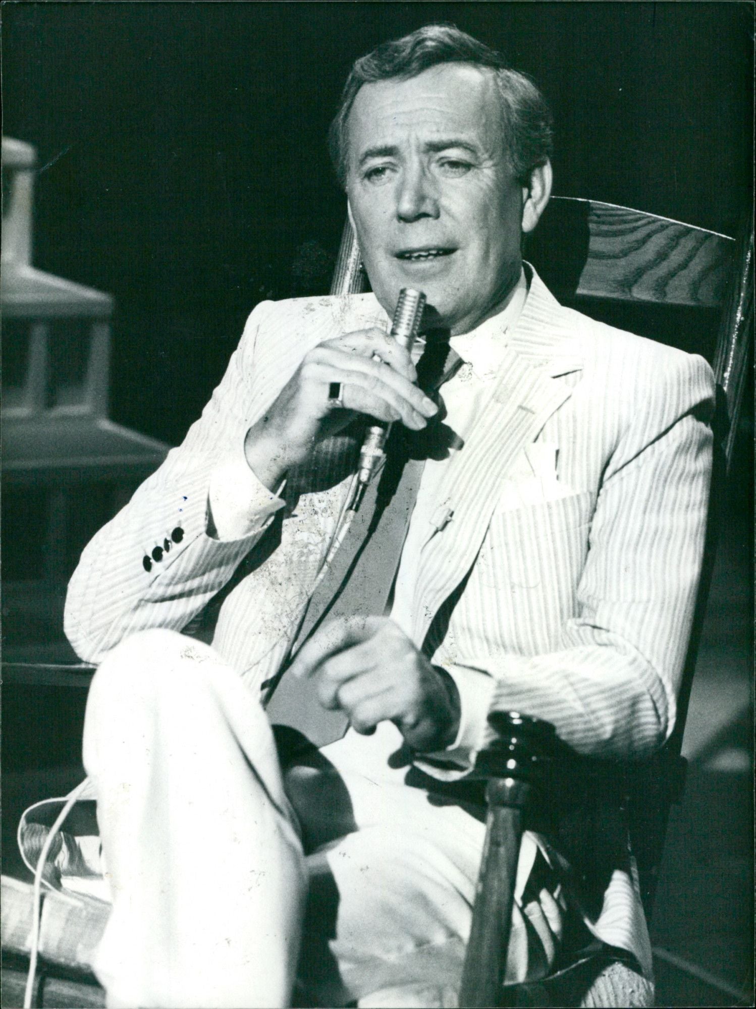Actor Val Doonican in a scene from the BBC program "The Val Doonican M