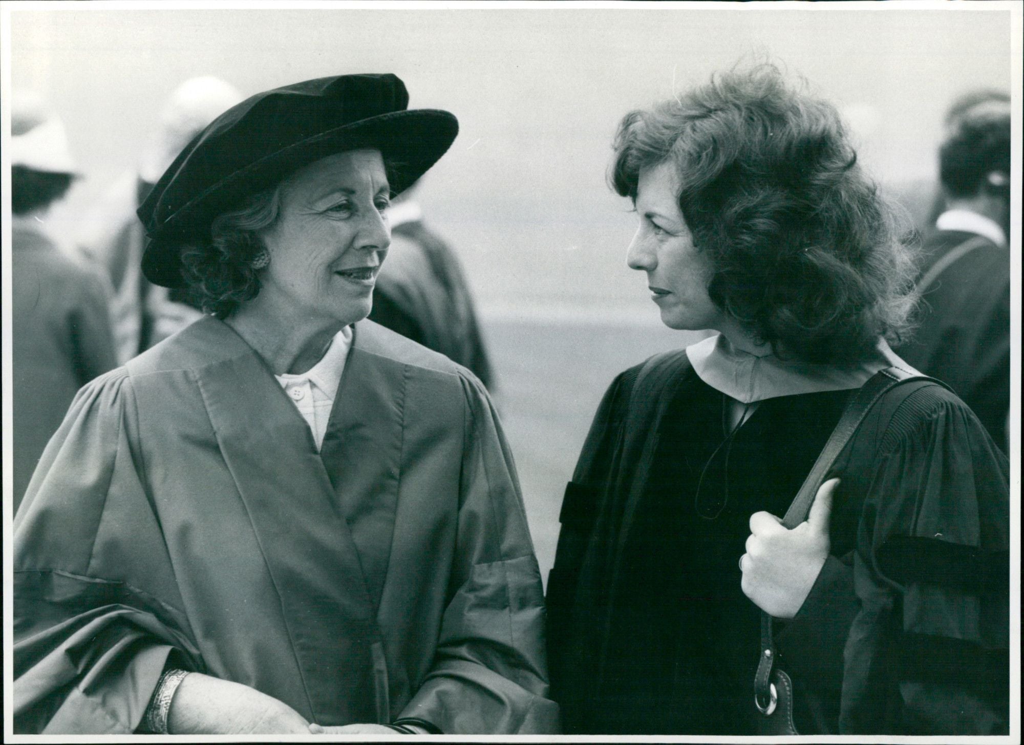 Mrs. Helen Suzman chatting with her daughter Frances Jowell at the Enc