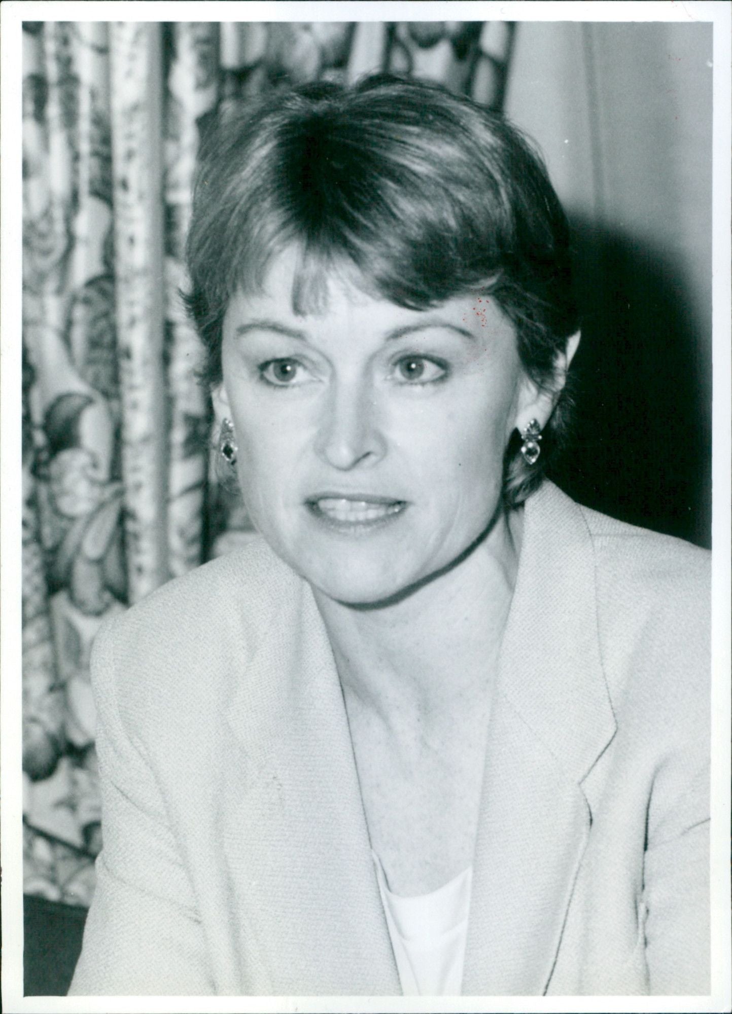 TV presenter Sue Cook poses for a photograph. - Vintage Photograph