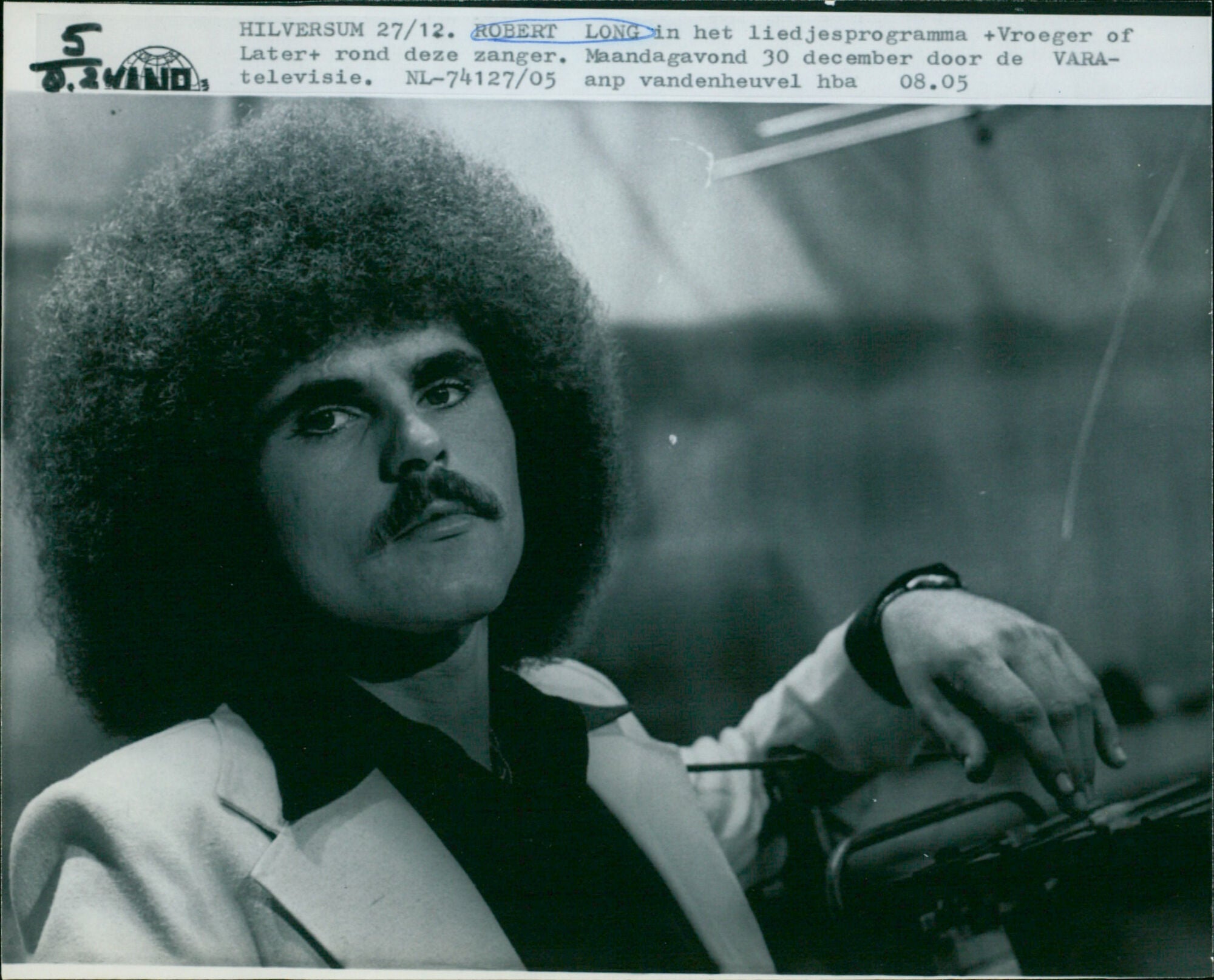 Robert Long performing on the Dutch television show "Vroeger of Later"