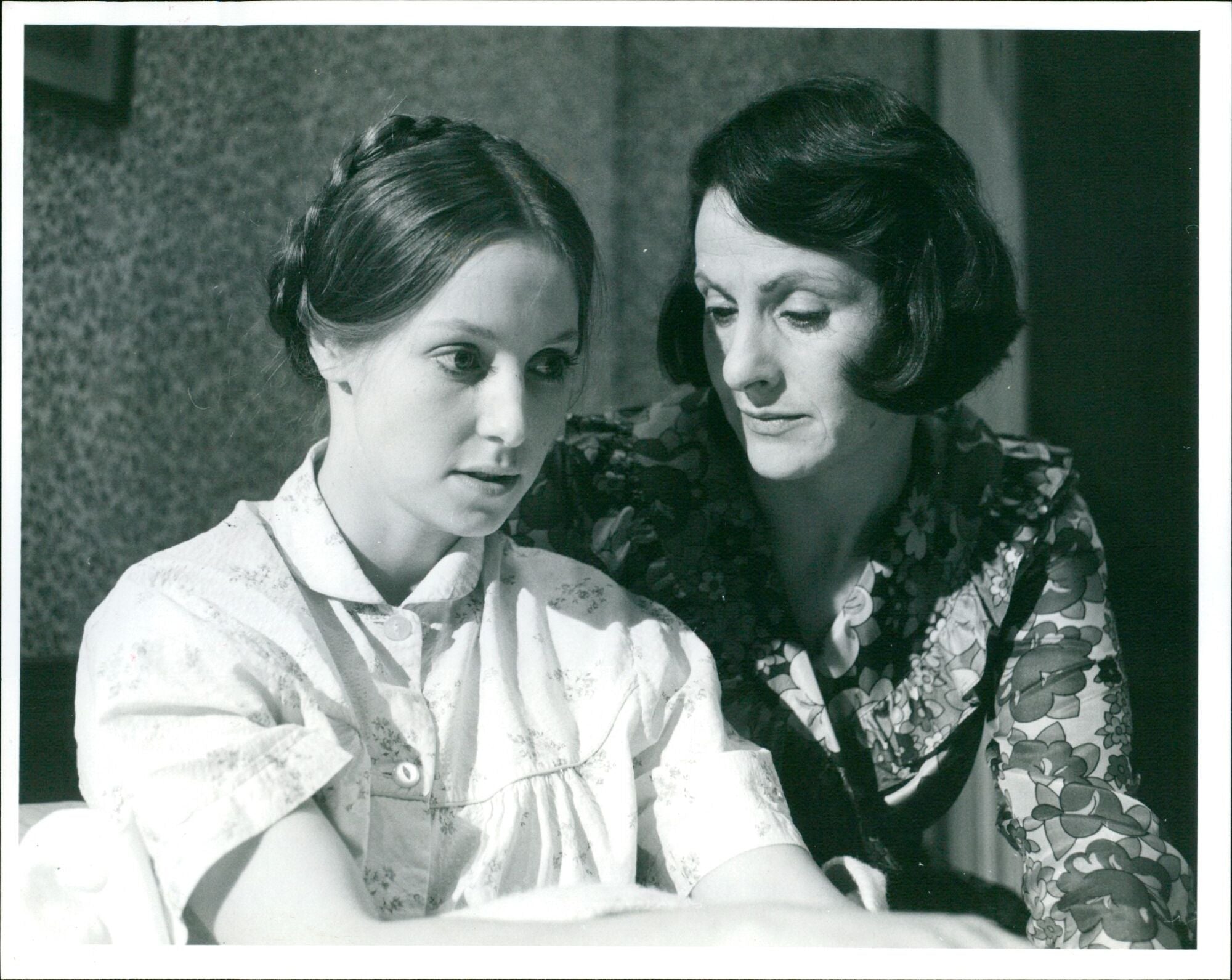 Cast members of the mid-thirties drama "The Cedar Tree" pose for a pho