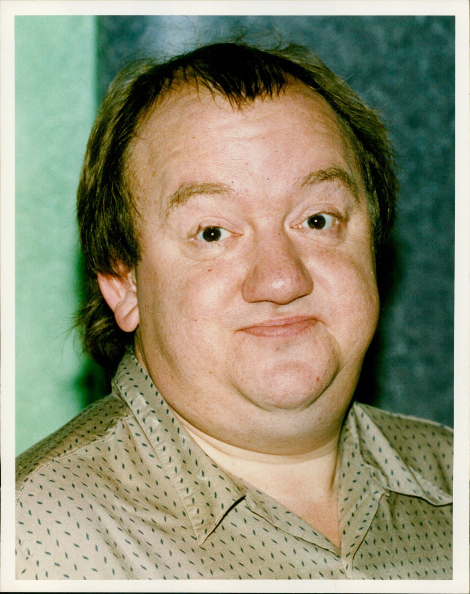 Comedian and actor Mel Smith poses for a portrait. - Vintage Photograp