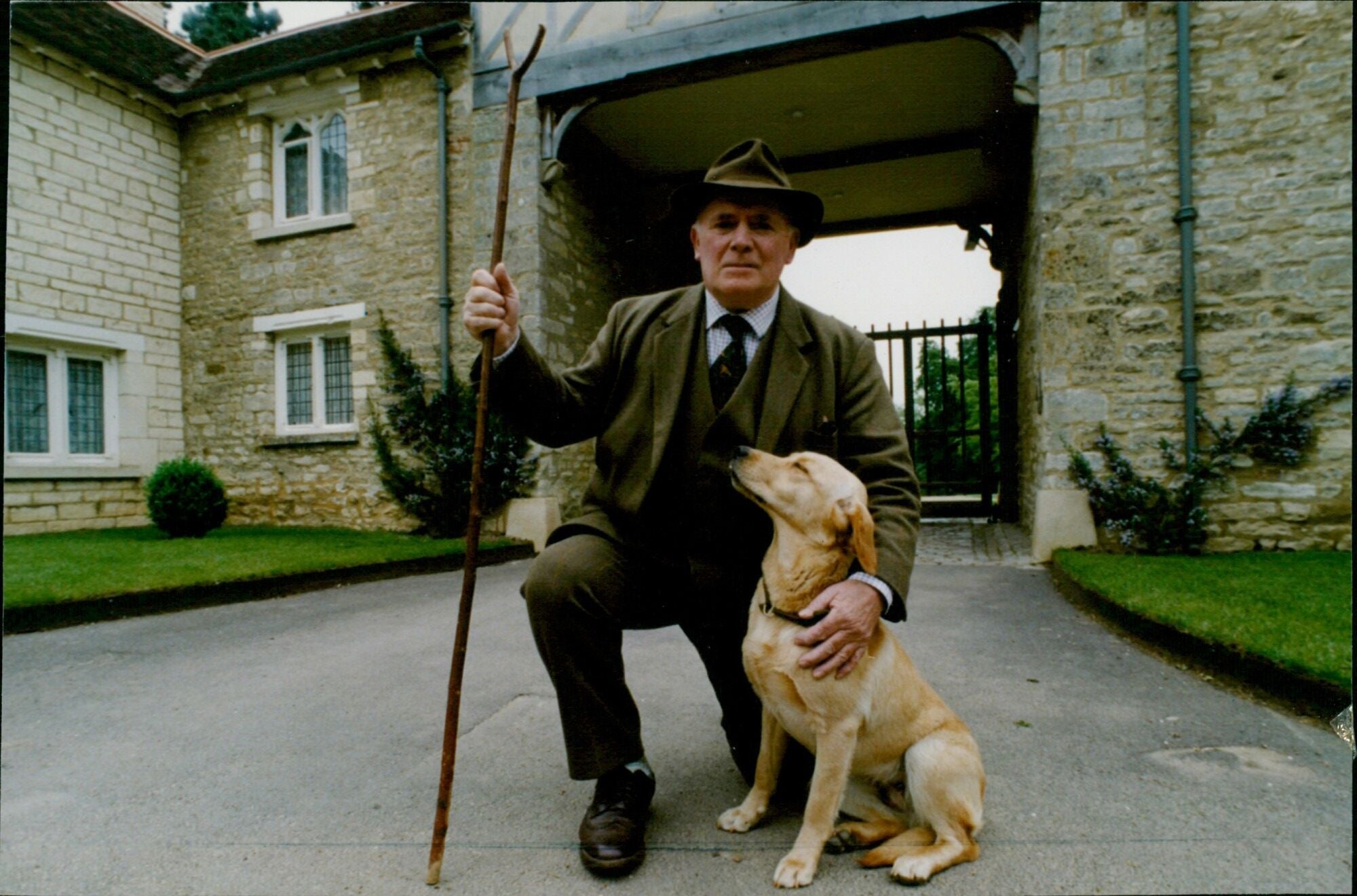 Former head gamekeeper David Mansfield is pictured with his hú dog, Or