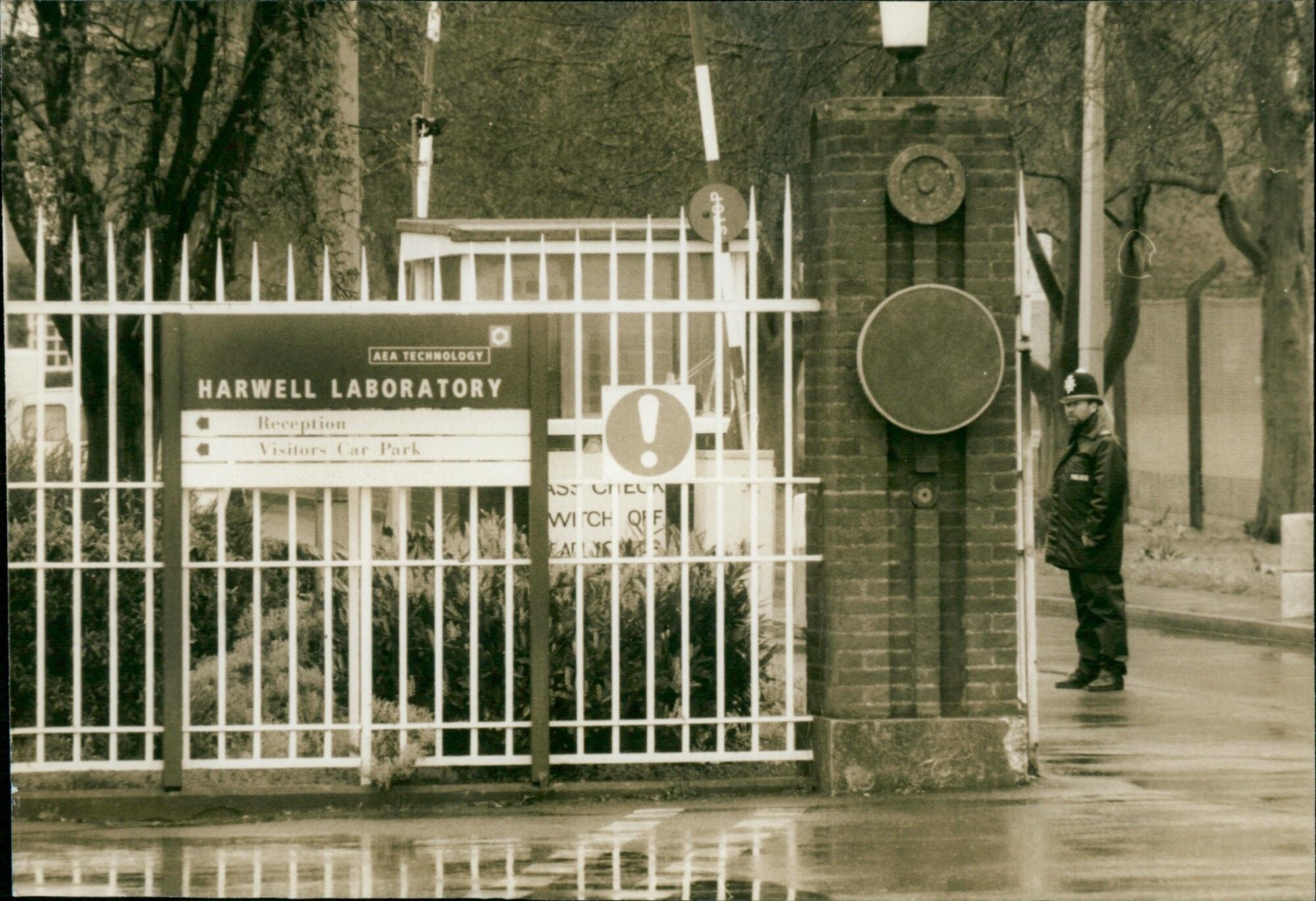 Visitors arriving at AEA Technology Harwell Laboratory. - Vintage Phot