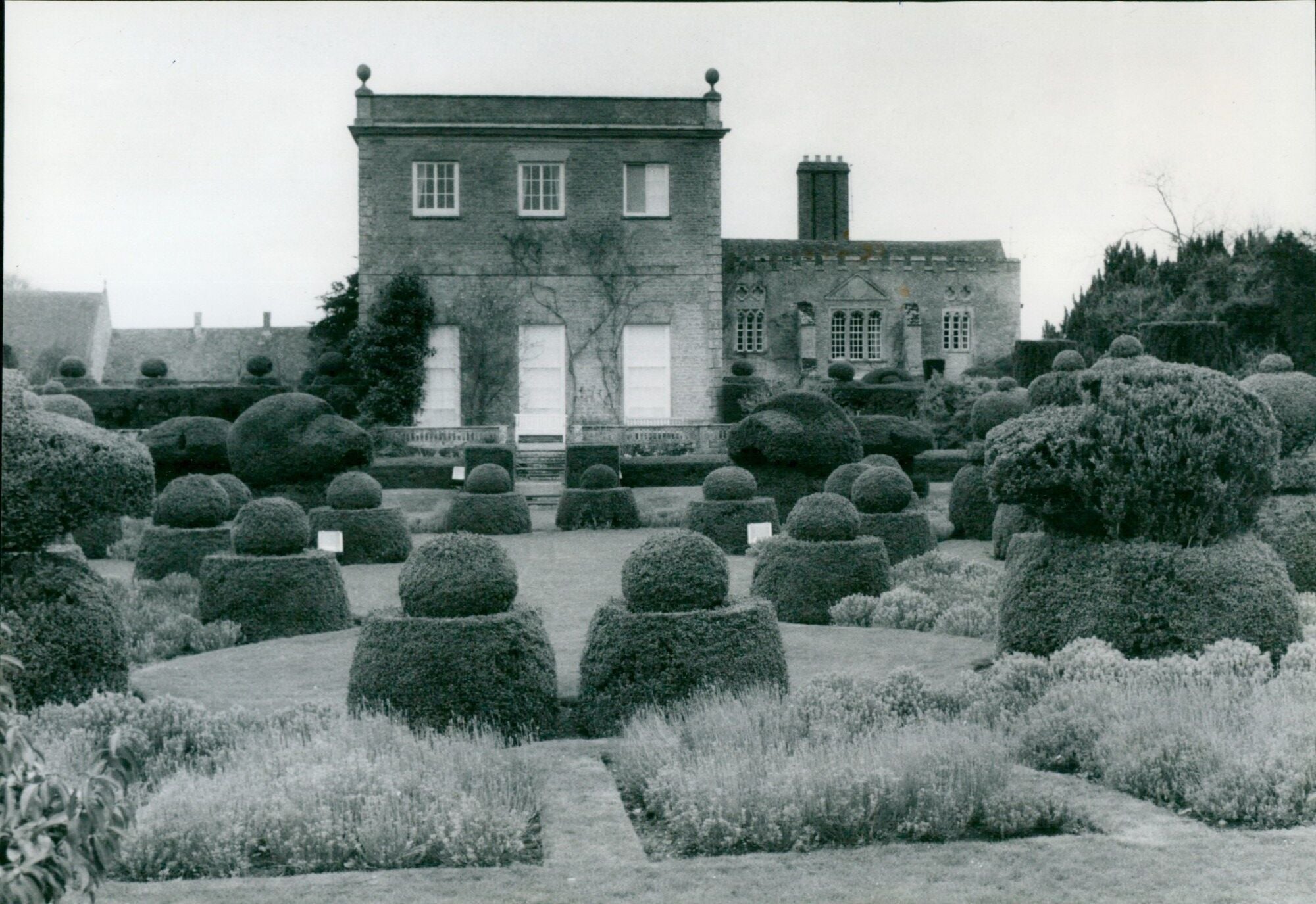 Haseley Court House gardens open to visitors for the day. - Vintage Ph