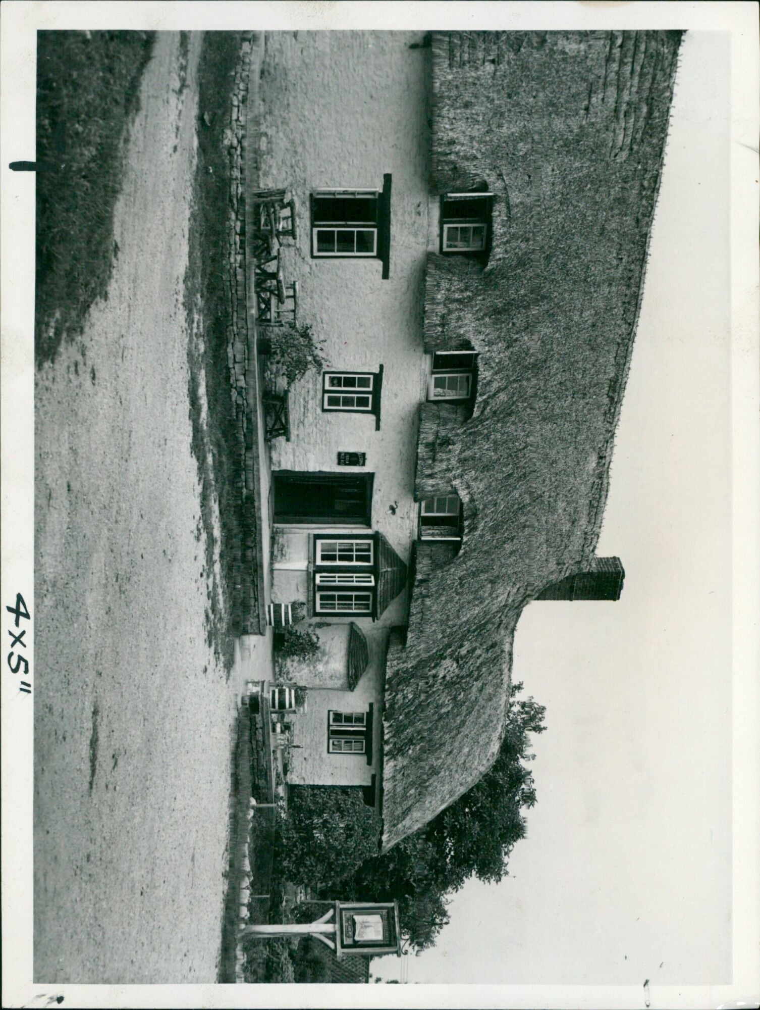 An ancient inn at Murcot, England, known as the Nut-Tree. - Vintage Ph