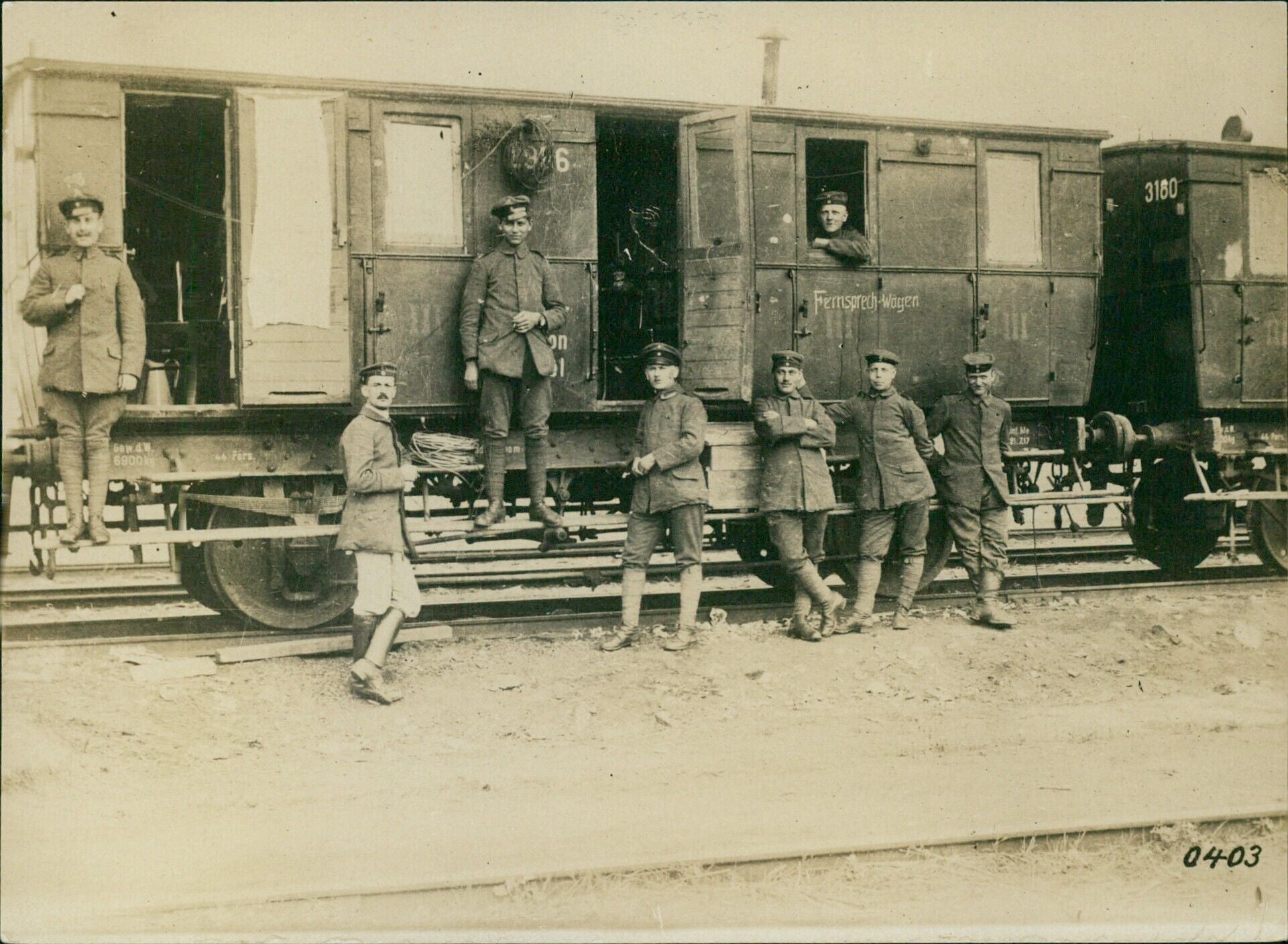 A World War I era telephone wagon and military personnel in a Jainvägr