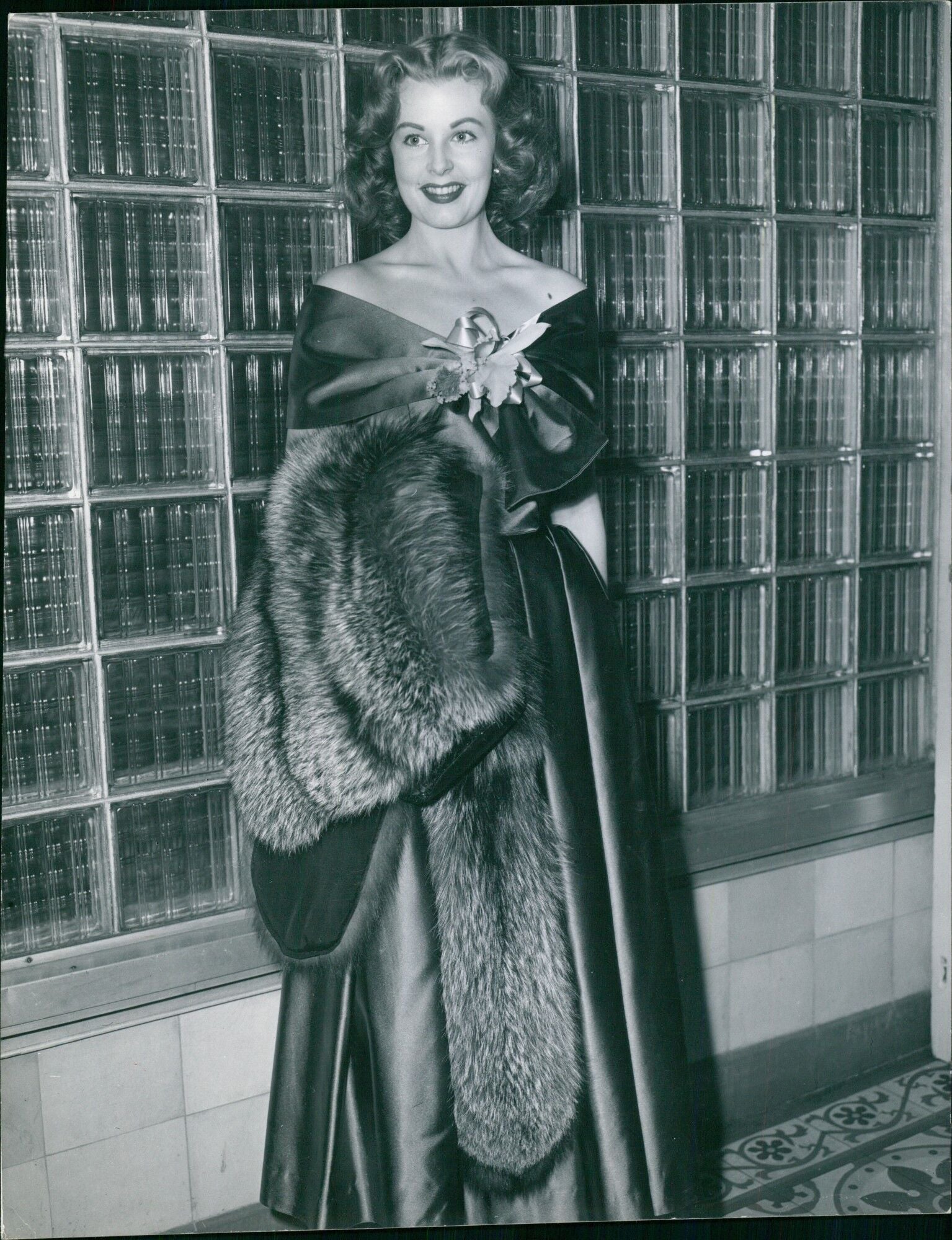 Arlene Dahl is seen posing for a photoshoot for PHOTOPLAY Magazine on