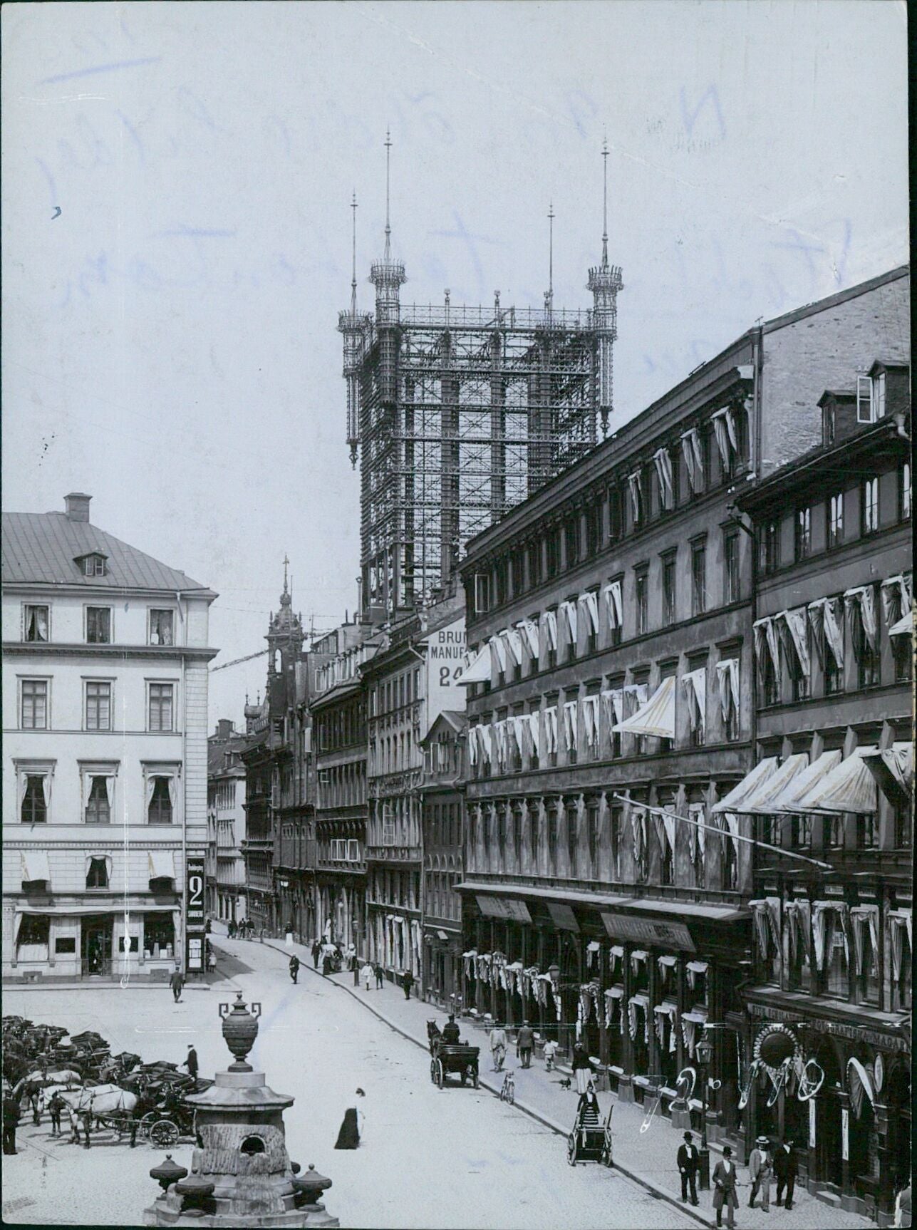 A crowd of pedestrians gather around the iconic "Telefontornet" in Sto