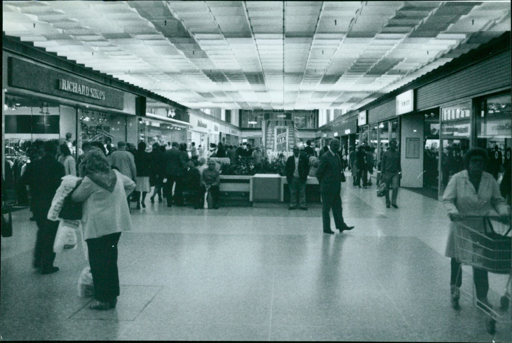 A man shopping at the Poole Shopping Centre in May 1982. - Vintage Pho