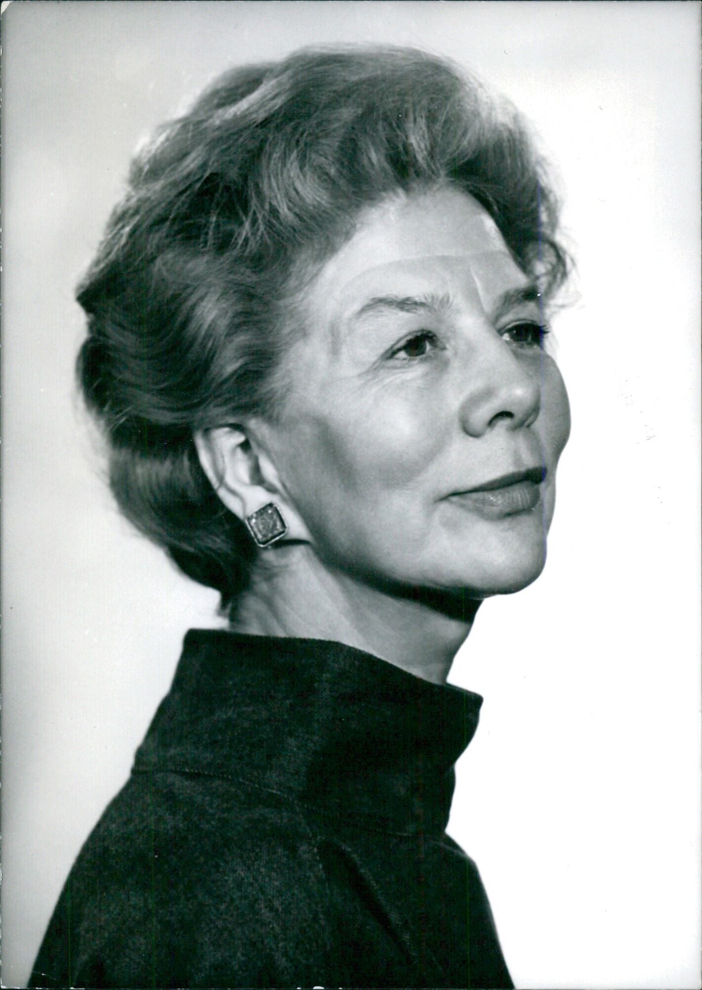 British actresses Wendy Hiller (born 1912) and her family pose for a p
