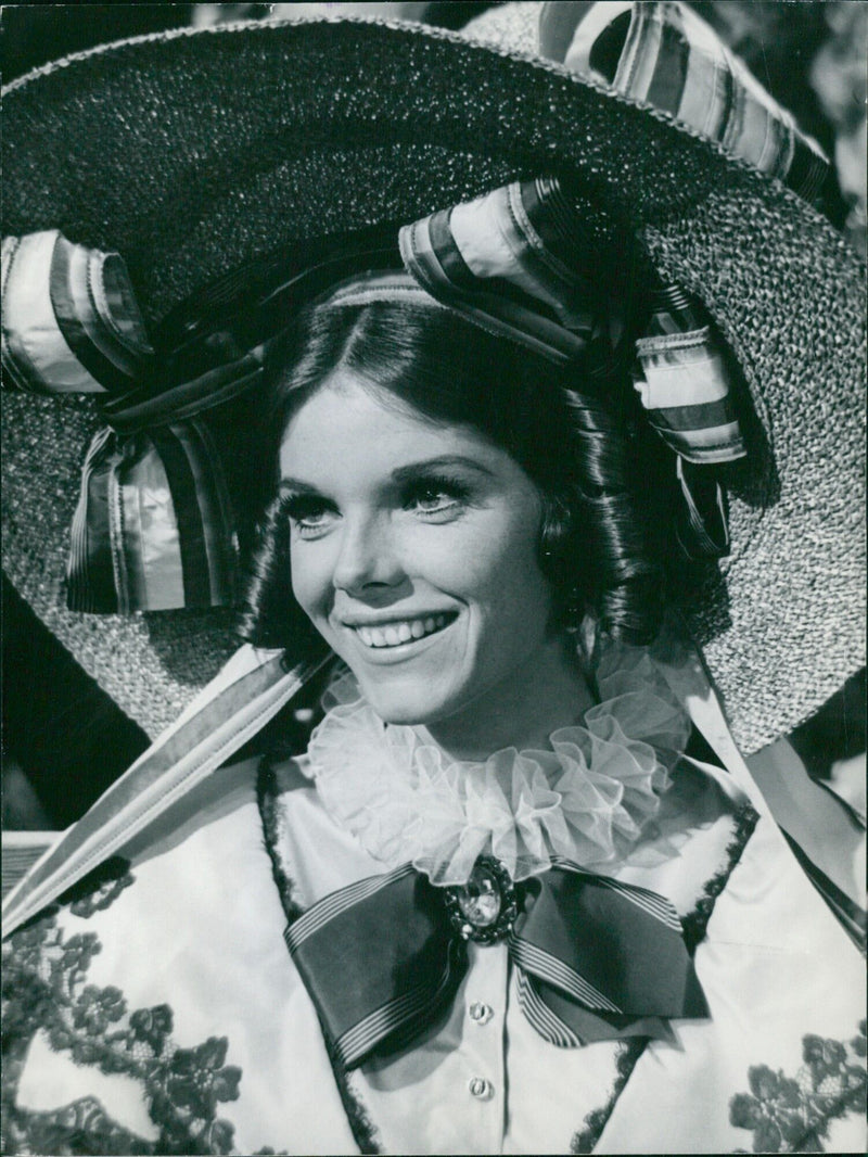 Actress Samantha Eggar poses with her co-stars Rex Harrison and Anthon