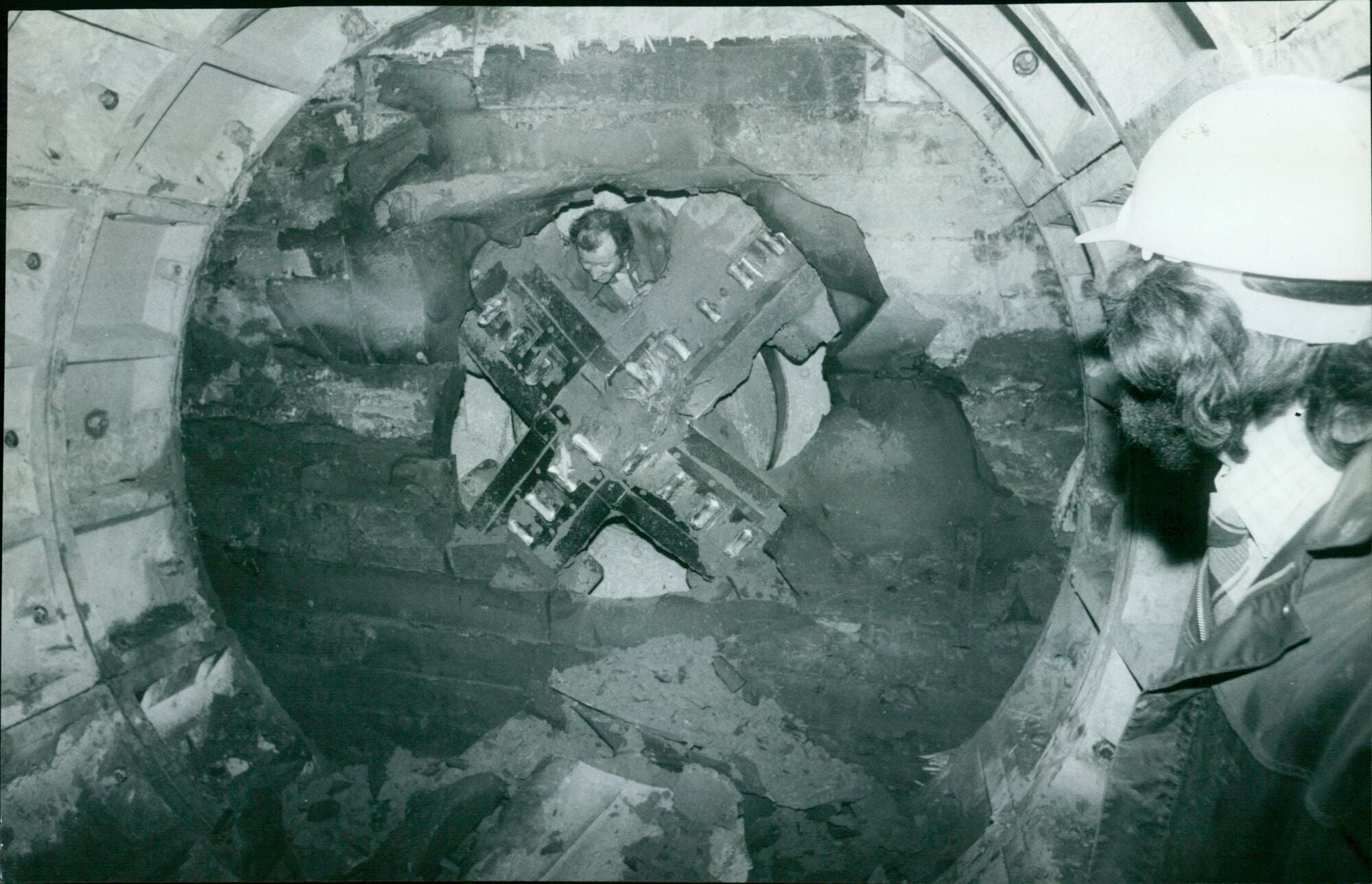 Jubilation as a giant mechanical mole breaks through in Oxford. - Vint