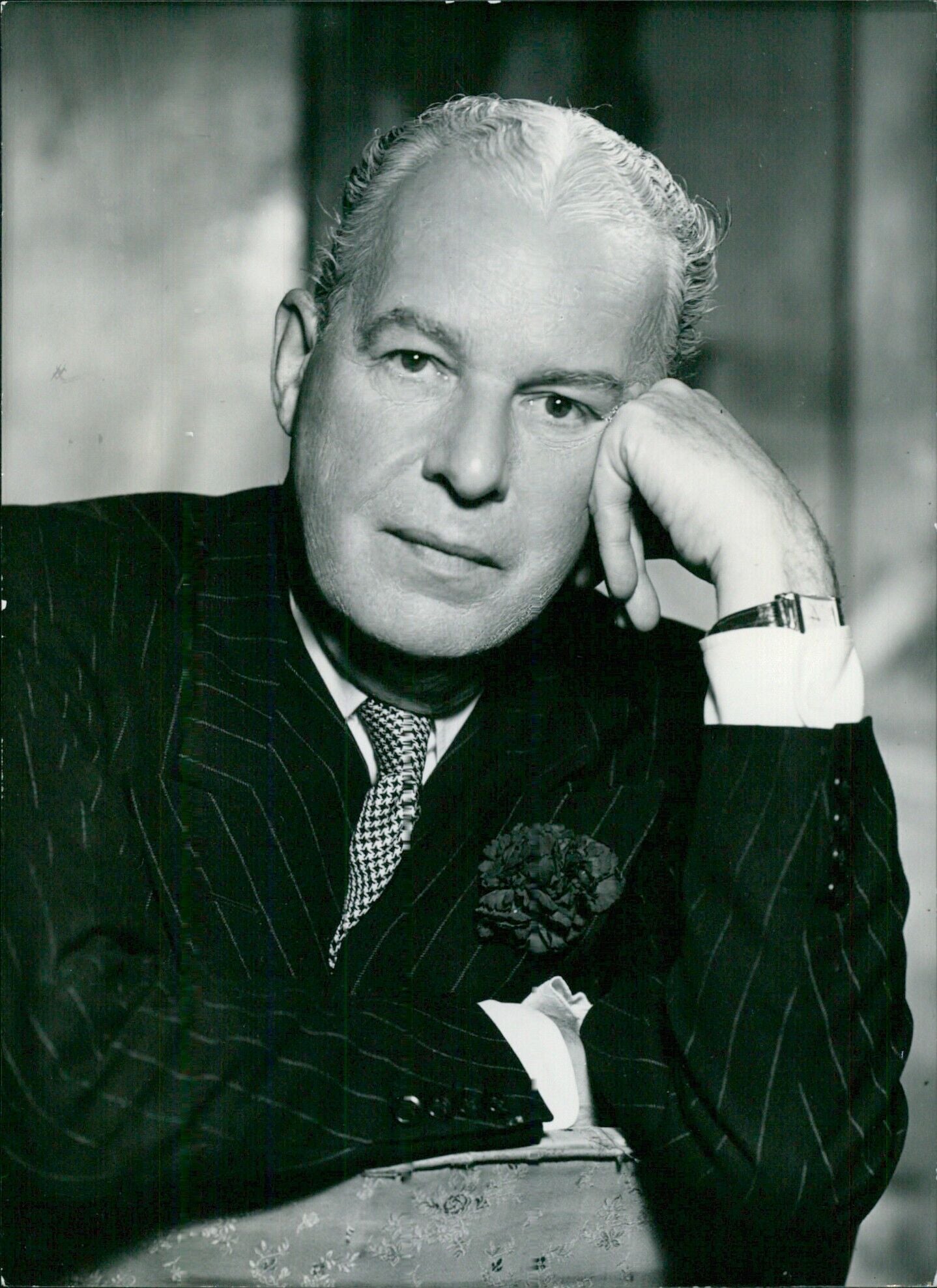 Alfred Lunt, the American actor, and his wife, Lynn Fontanne, pose for