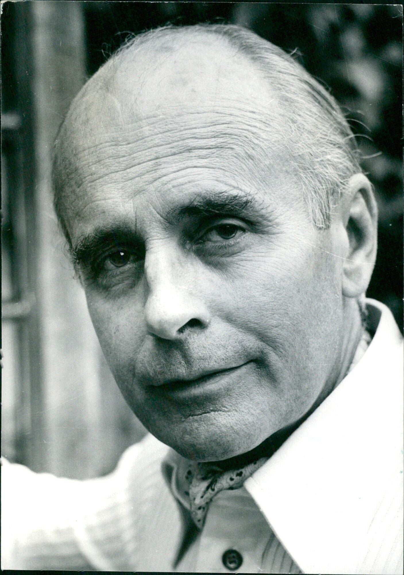 British novelist Hammond Innes poses for a photo in 1972. - Vintage Ph