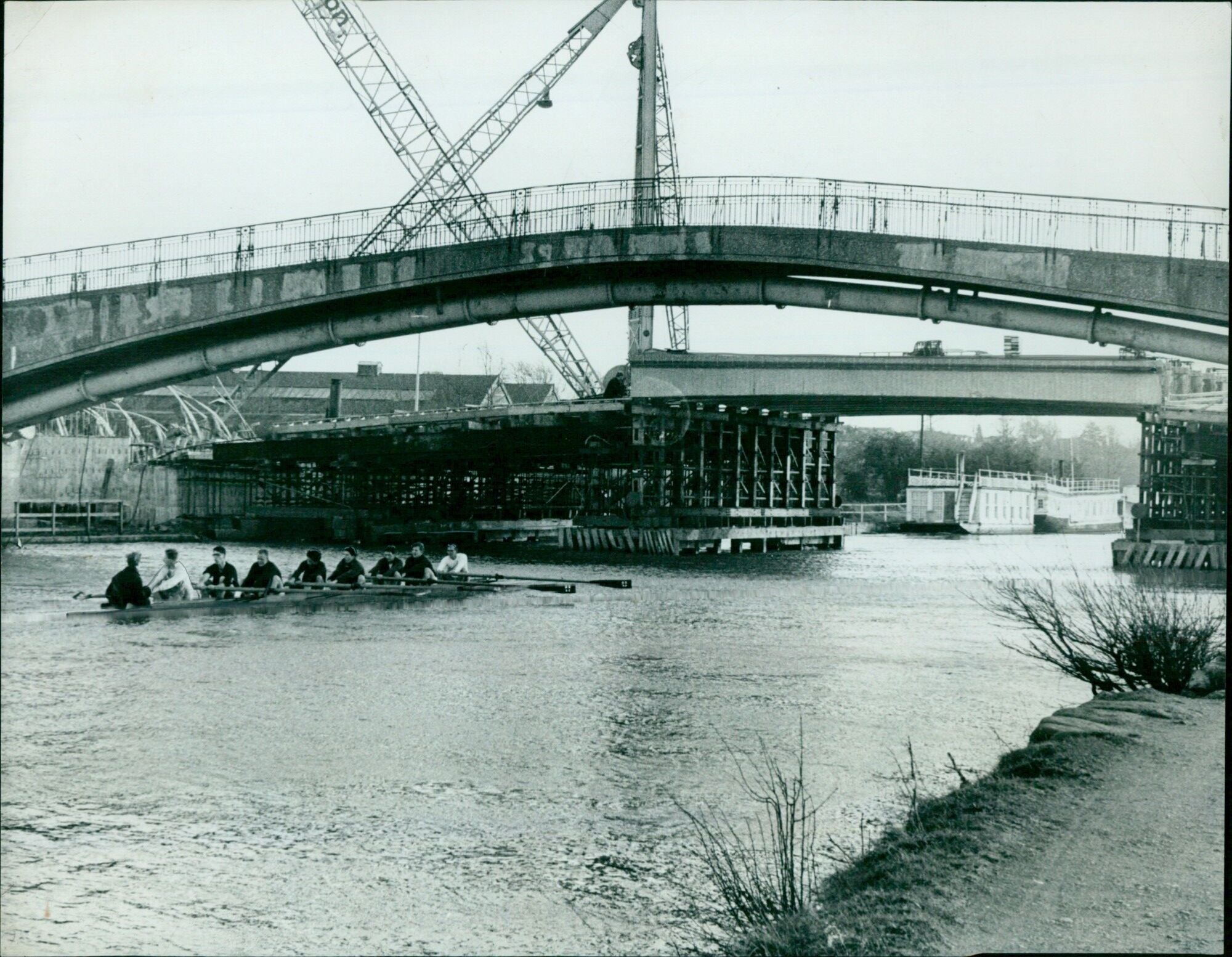 Crews from the University of Oxford practice for the Torpids on Donnin