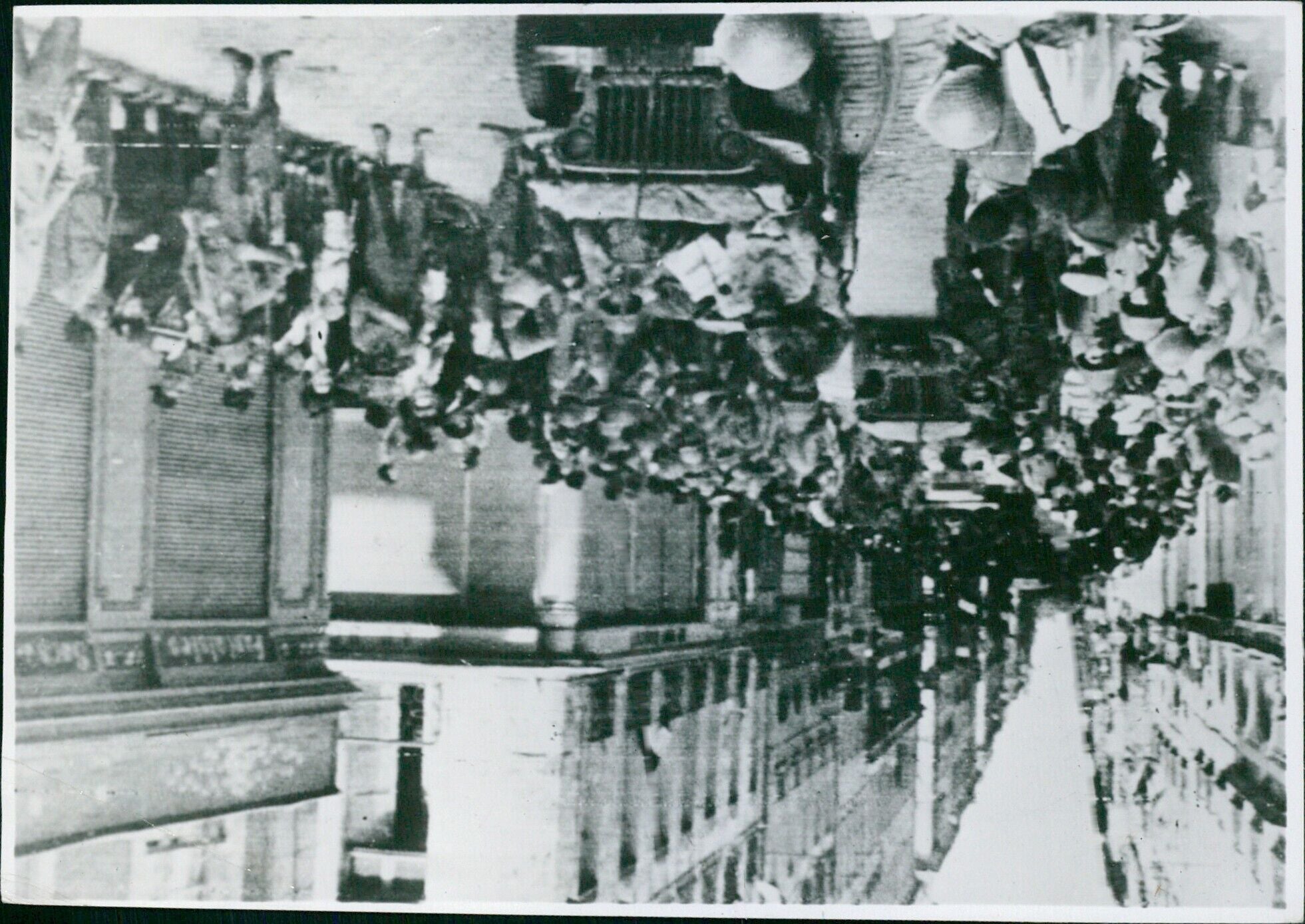 U.S. soldiers advance through Rennes during the Battle of Ballier BILD