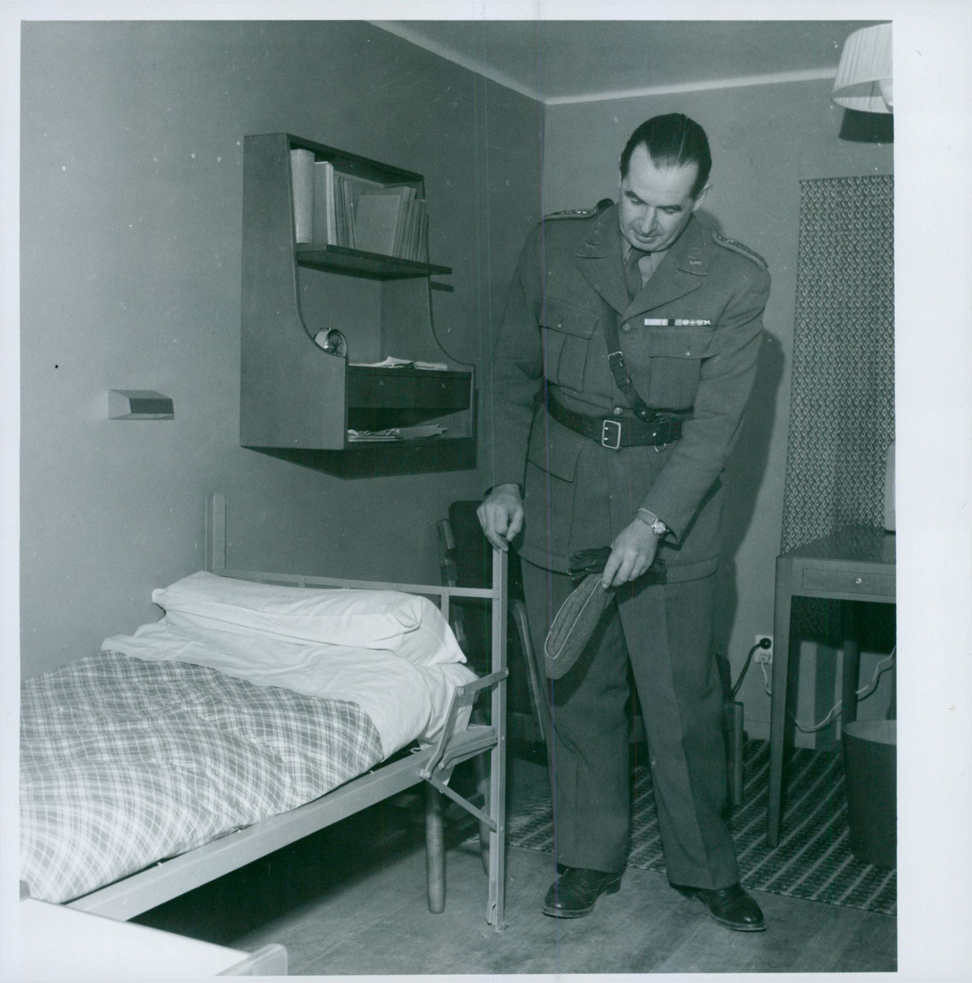 Colonel Malcolm Murray shows how the old beds should be made on the Ka